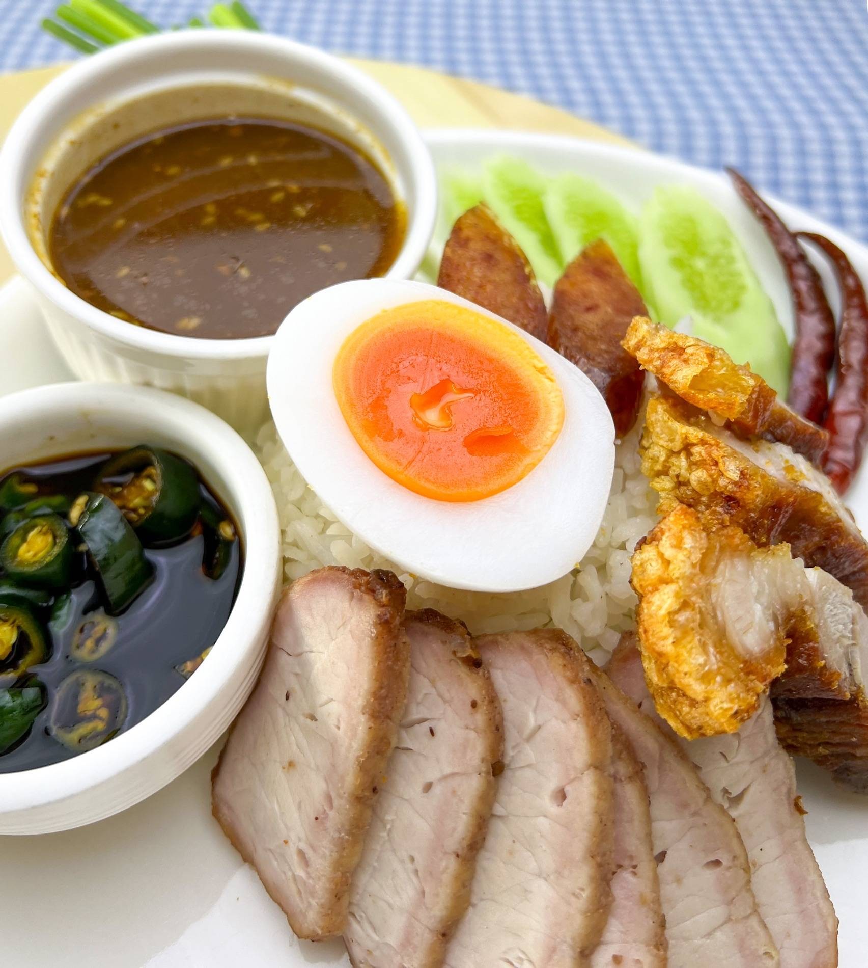 ร้าน เฮียโถ่ว ข้าวหมูแดงหมูกรอบ - Hear Toaw Roasted & Crispy Pork ตลาด ...