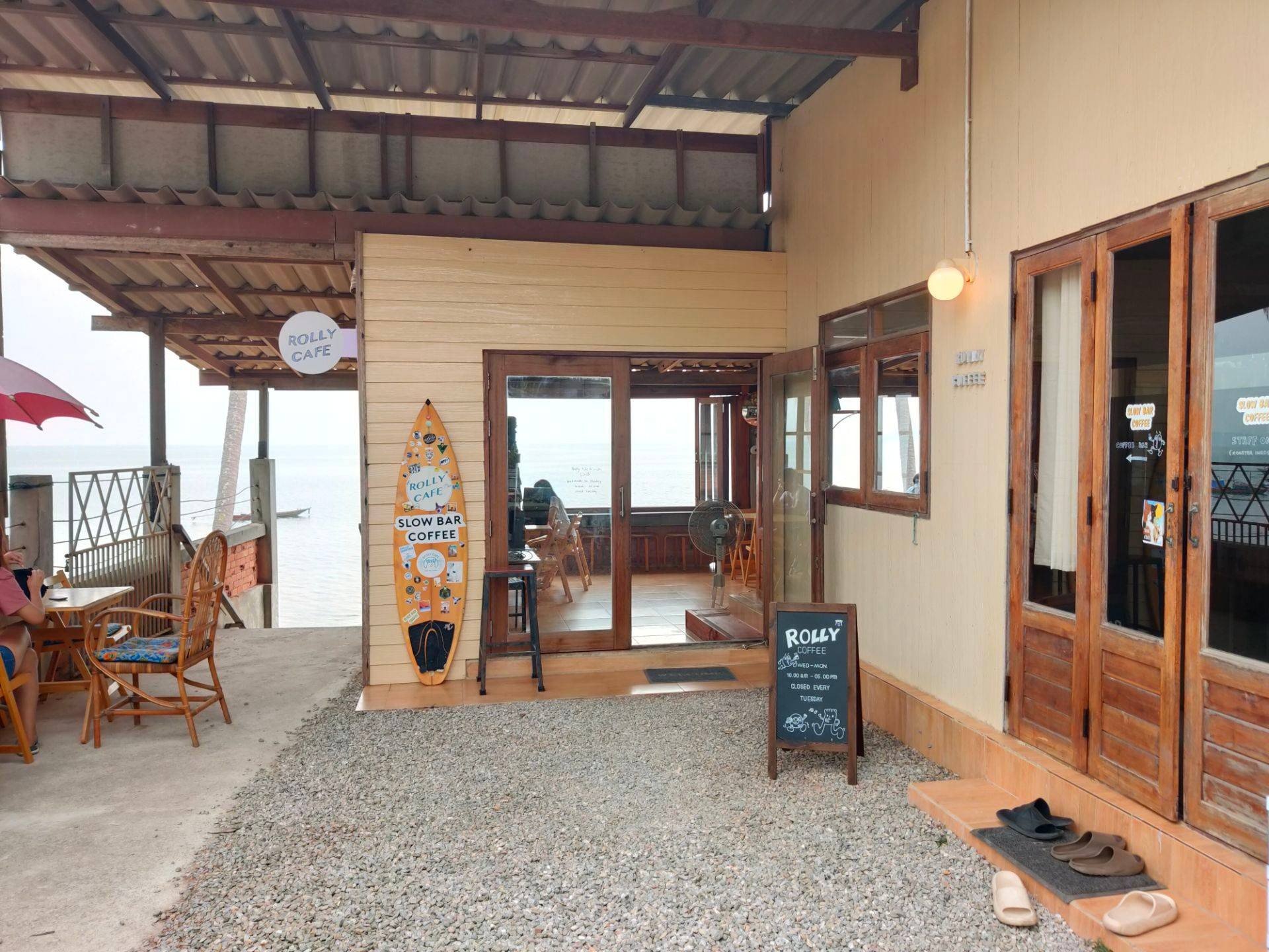 รีวิว Rolly Cafe - อนาคตคาเฟ่ จุดเช็คอิน ของชุมพร