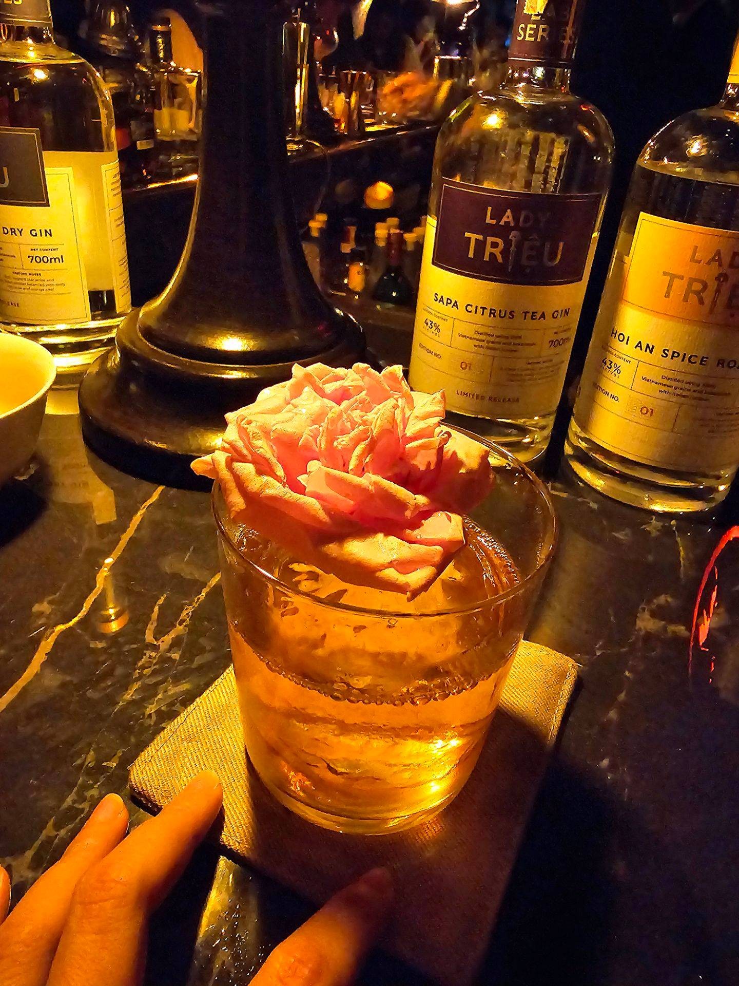 รีวิว Moonless World - แก้วเดียวไม่พอหรอเธอ