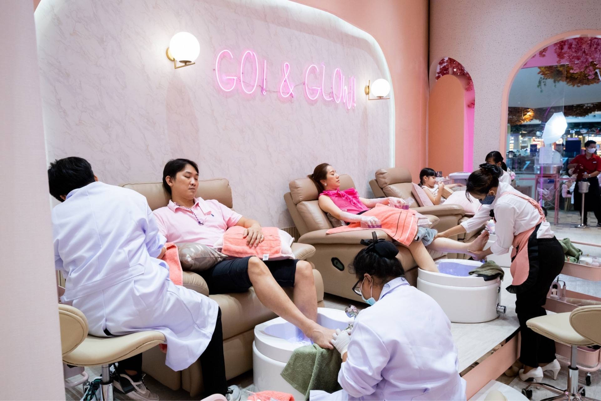 รูป go and glow beauty ร้านต่อขนตา ทำเล็บ สปาเท้า แว็กซ์ขน สักคิ้ว ...