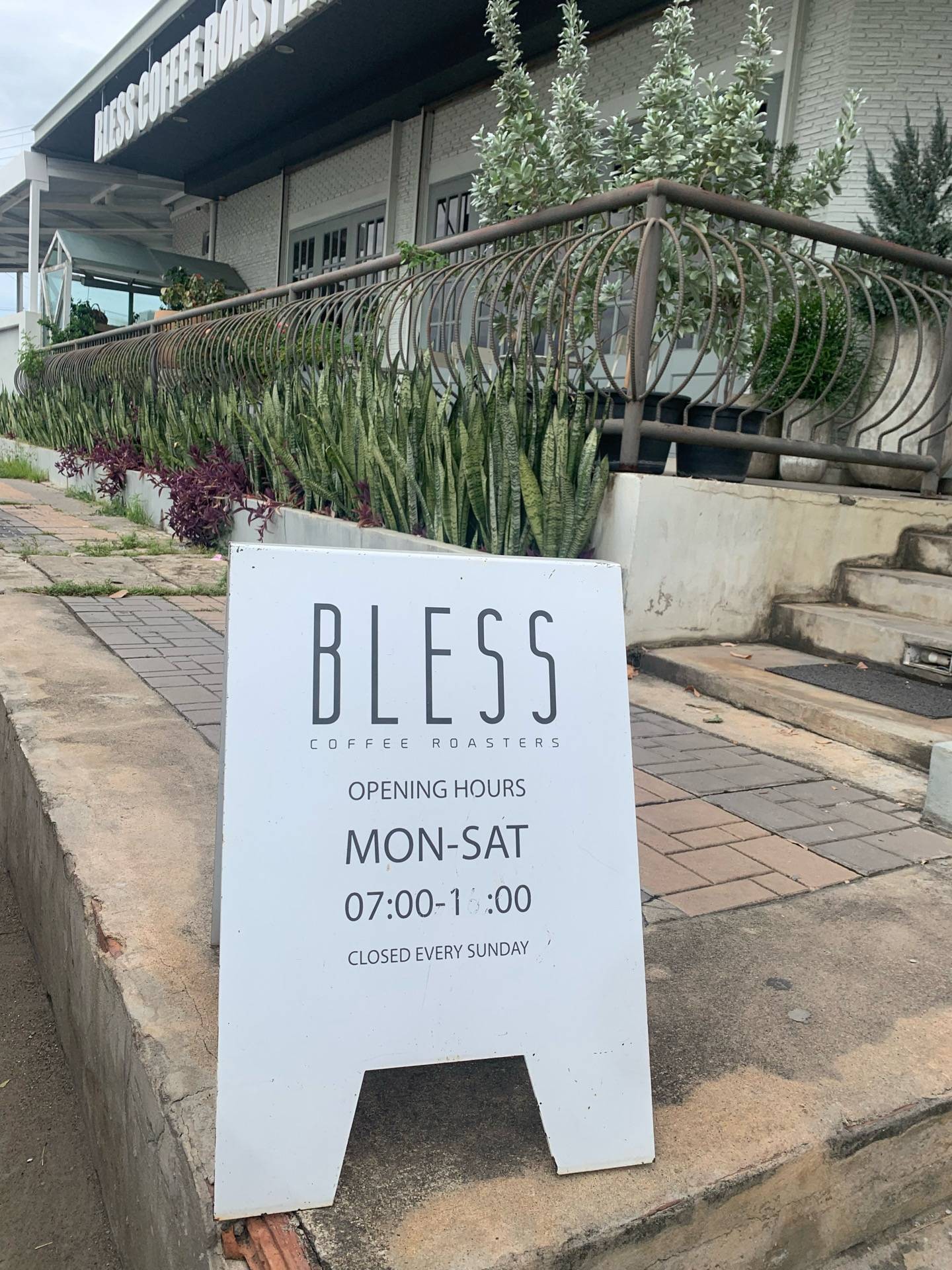 รีวิว Bless Coffee Roaster - ร้านกาแฟดีๆ ริมแม่น้ำ นครสวรรค์