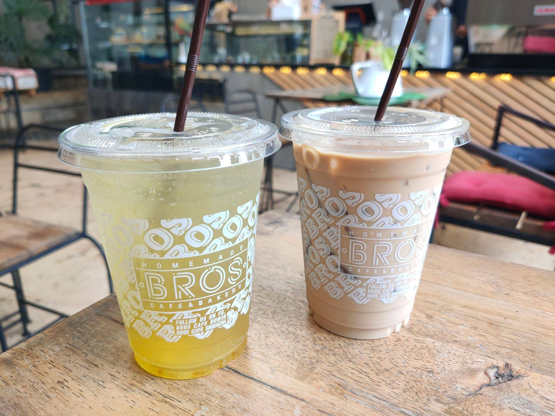รีวิว Bros Cafe Bowin, Sriracha - คาเฟ่ นั่งเล่นชิวๆ ของบ่อวิน