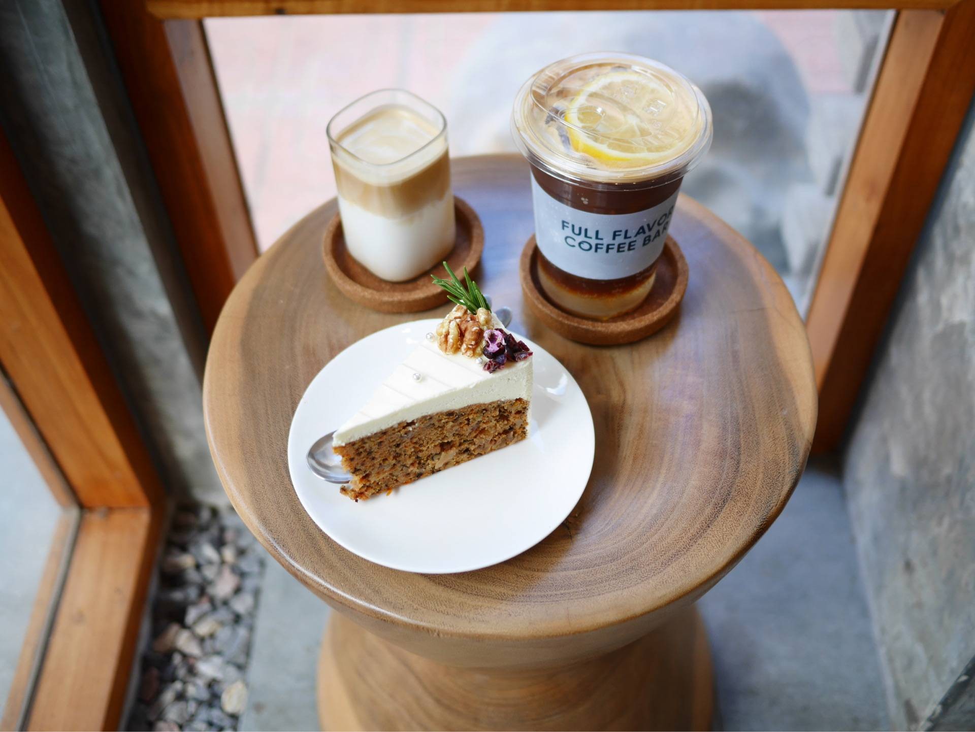 รีวิว Full Flavor coffee bar - ร้านนี้กาแฟดี เค้กให้เลือกทานเยอะ ราคาดีย์