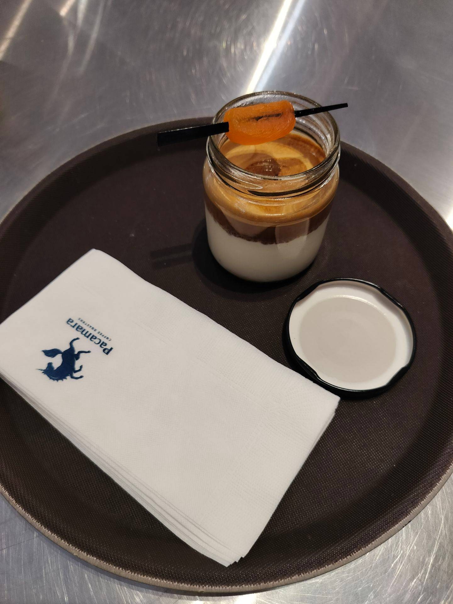 Amberglow Apricot Latte • 130 THB ร้าน PACAMARA เซ็นทรัล ปิ่นเกล้า