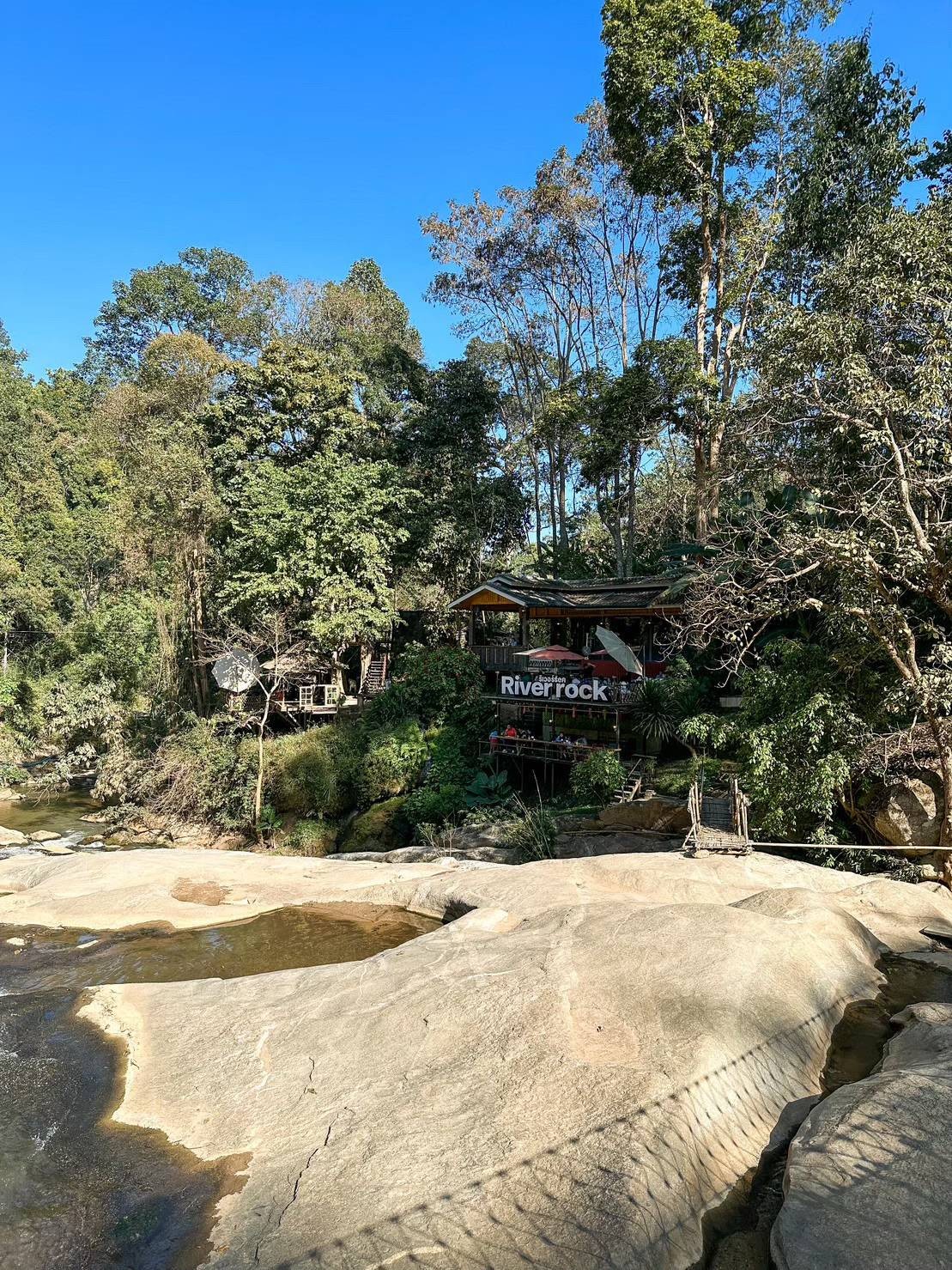 รีวิว River rock cafe hill Sine 2020 - คาเฟ่ธรรมชาติติดน้ำตก ทางขึ้นไป ...