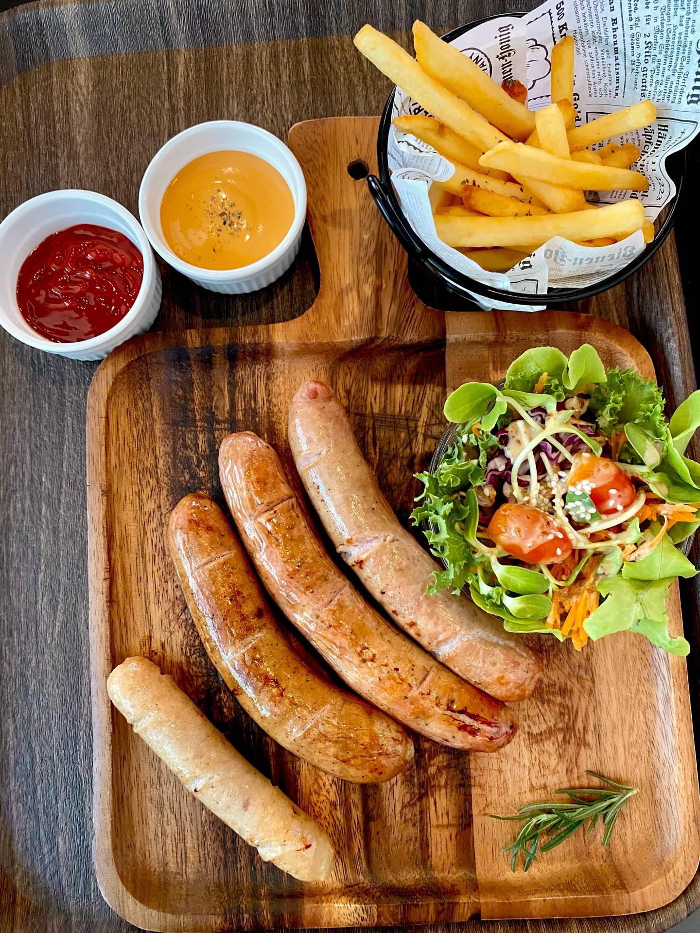 รีวิว Apex Bar Café and Eatery - - ไส้กรอกโฮมเมด อร่อย