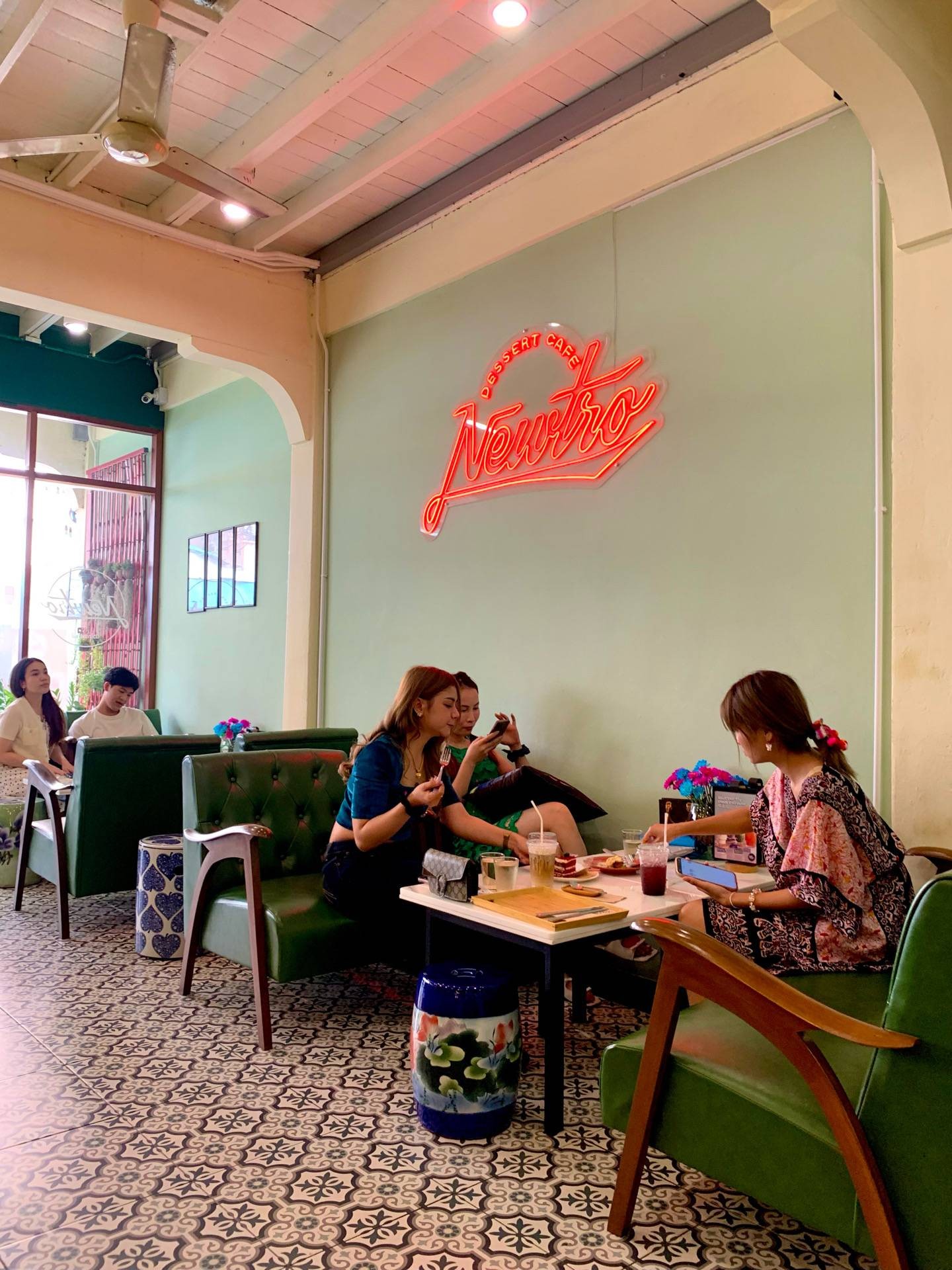 รูป Newtro Cafe บรรทัดทอง