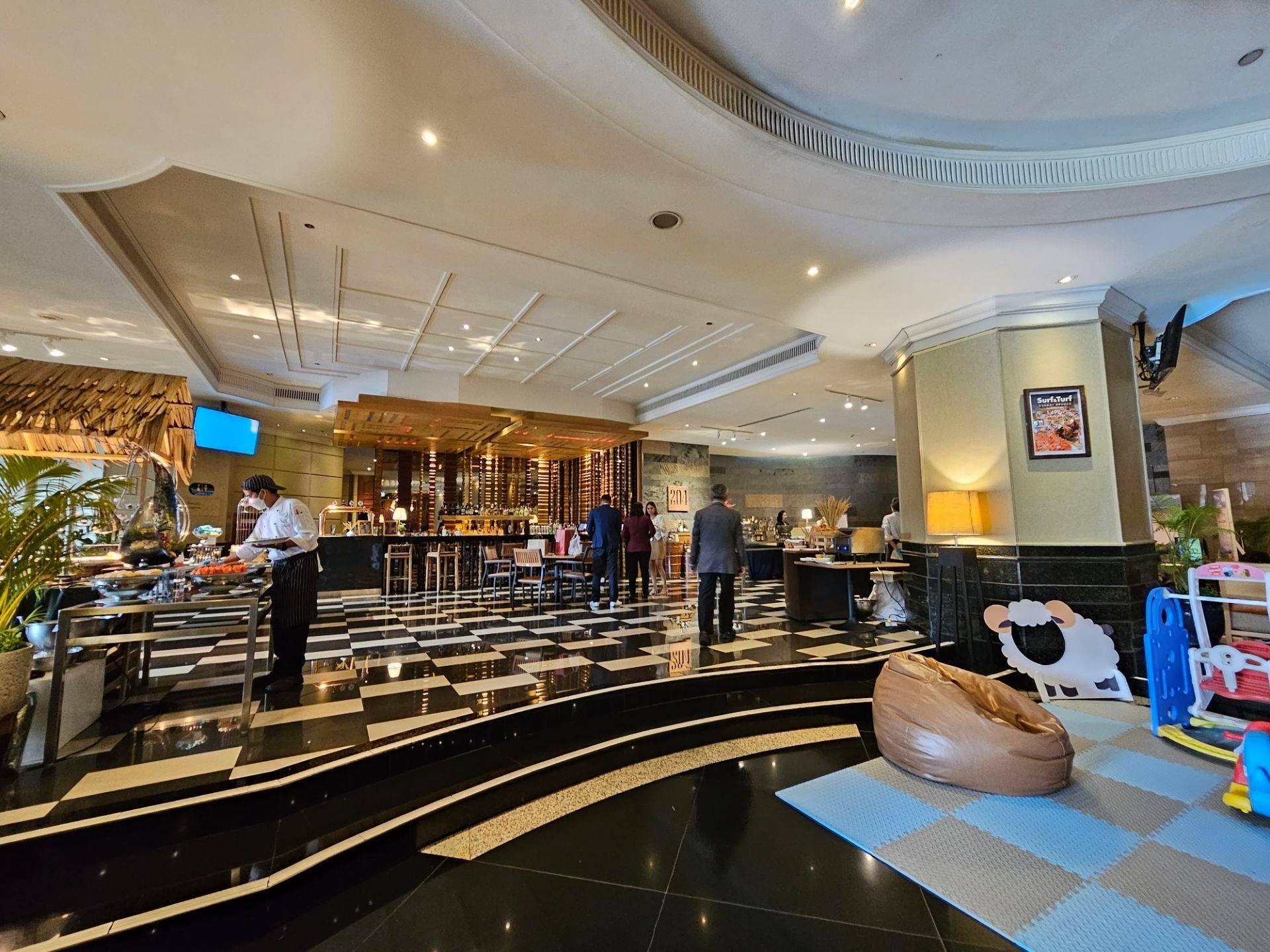 รีวิว 204 Bistro Swissôtel Bangkok Ratchada - มาซ้ำ sunday brunch อีก ...