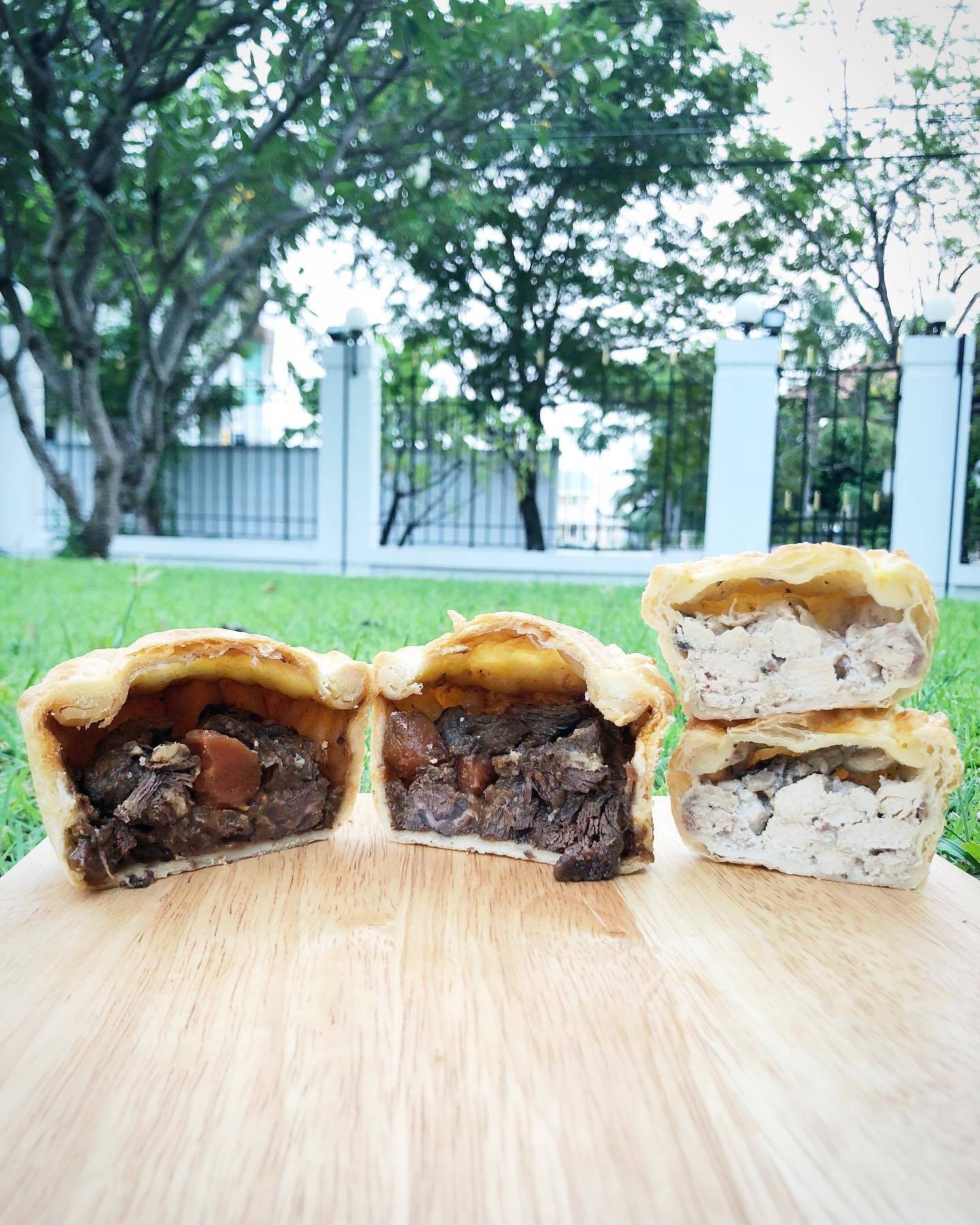 รีวิว Monster By Tong สำนักงานใหญ่ - ‘พายเนื้อ’ & ‘พายไก่’