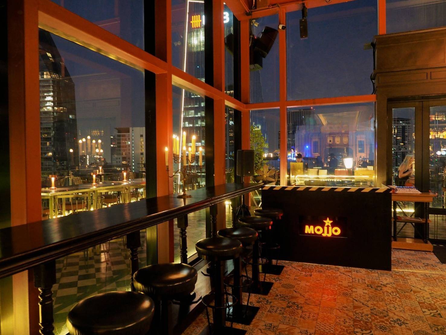 รีวิว Mojjo Rooftop Lounge Bar - บาร์สุดชิลล์ตกแต่งในสไตล์ละติน โซนนั่ง ...
