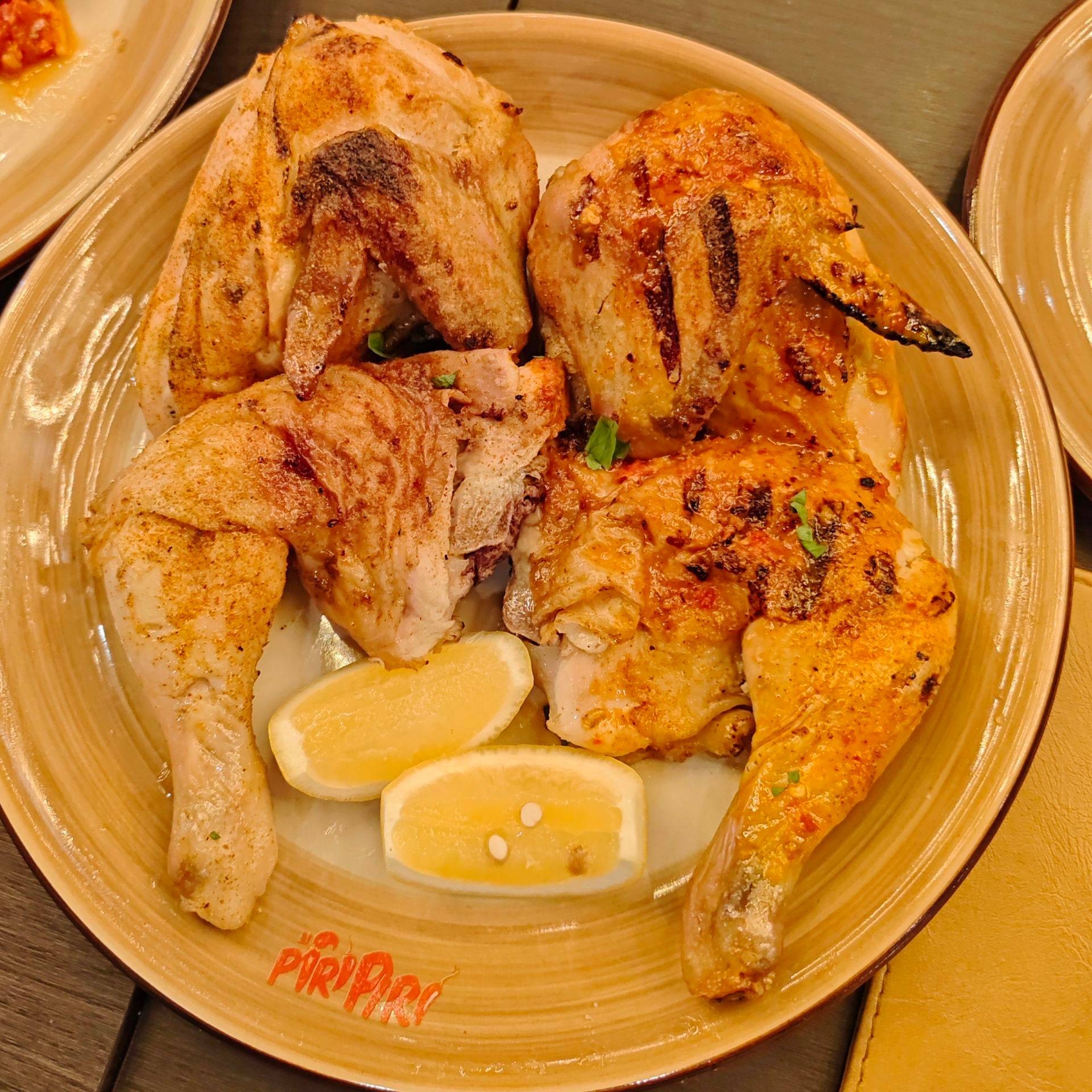 รีวิว Piri Piri Flaming Chicken W District Market - นานๆ กินที อร่อยดี