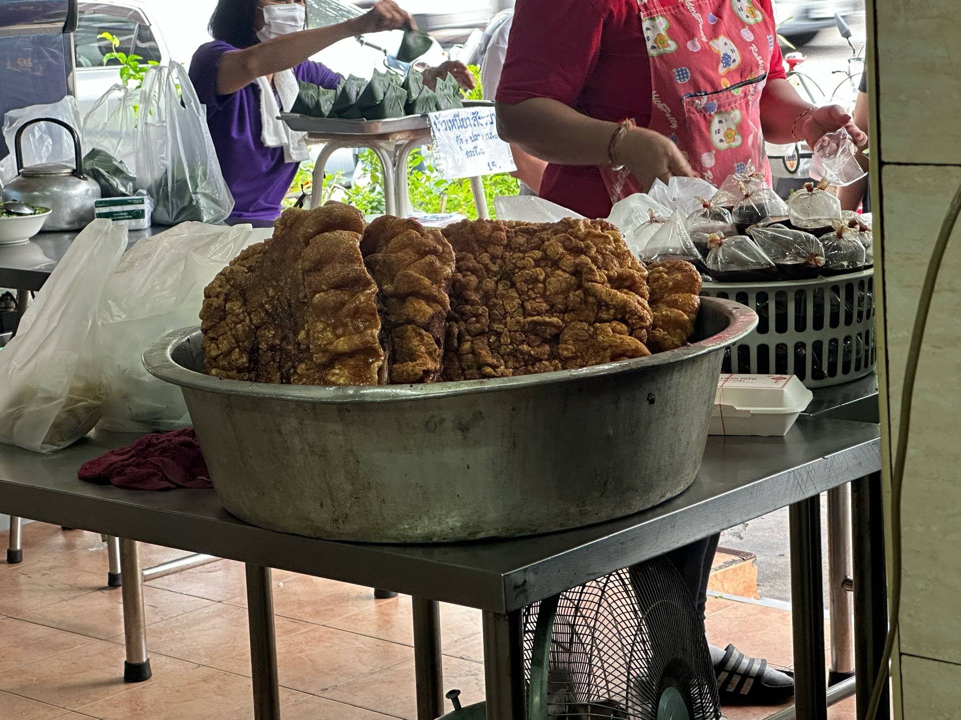 รูป หมูกรอบนายไซ ประชาชื่น