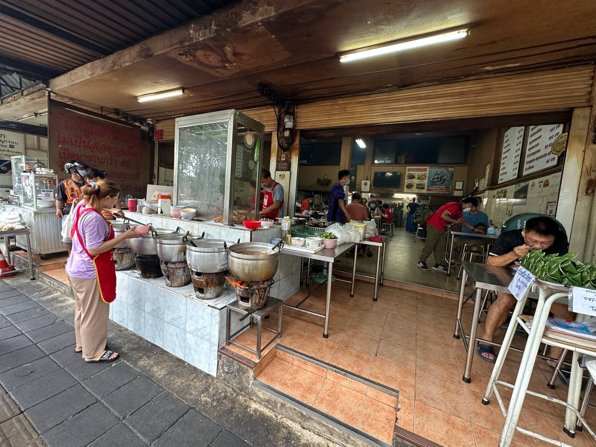 รูป หมูกรอบนายไซ ประชาชื่น