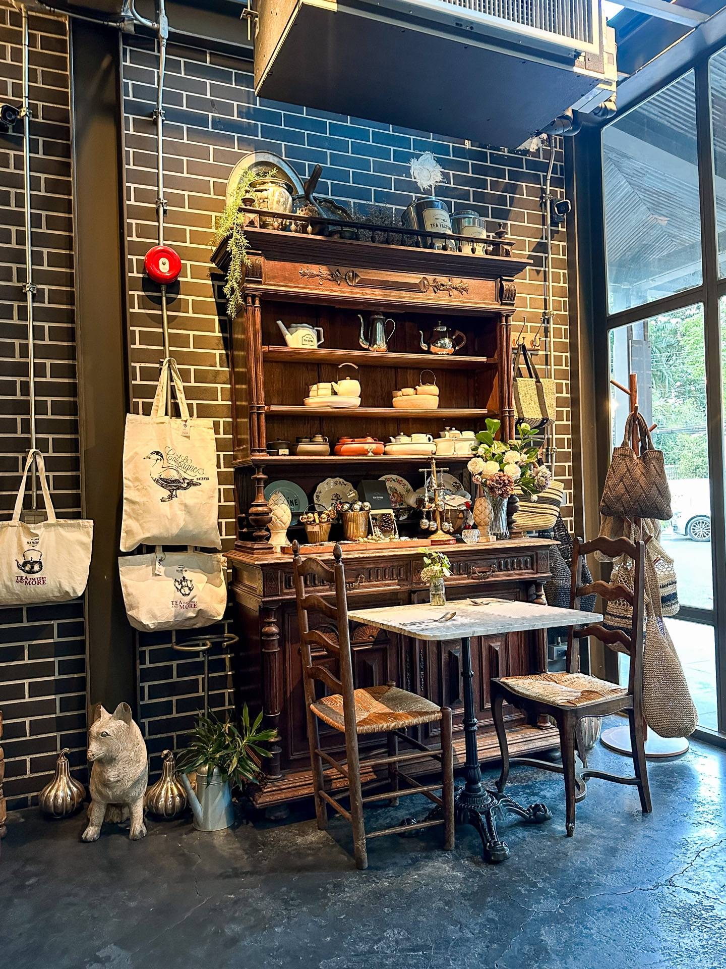 รูป Tea Factory And More พร้อมพงษ์