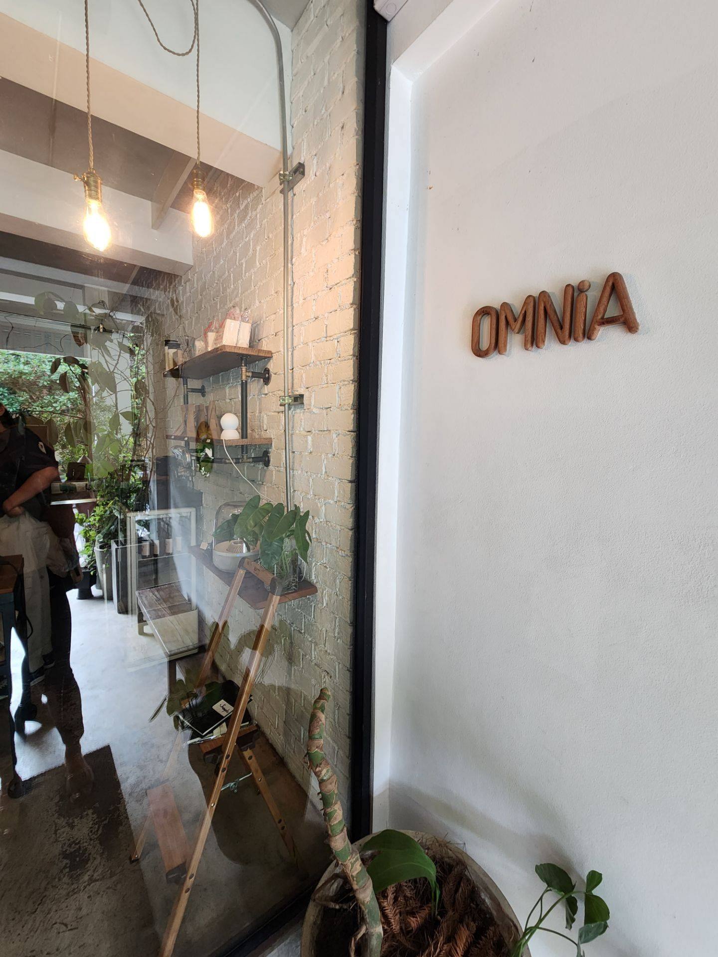 รีวิว Omnia Cafe - ร้านจิ๋ว กาแฟแจ๋ว น้องหมาน่ารักมาก