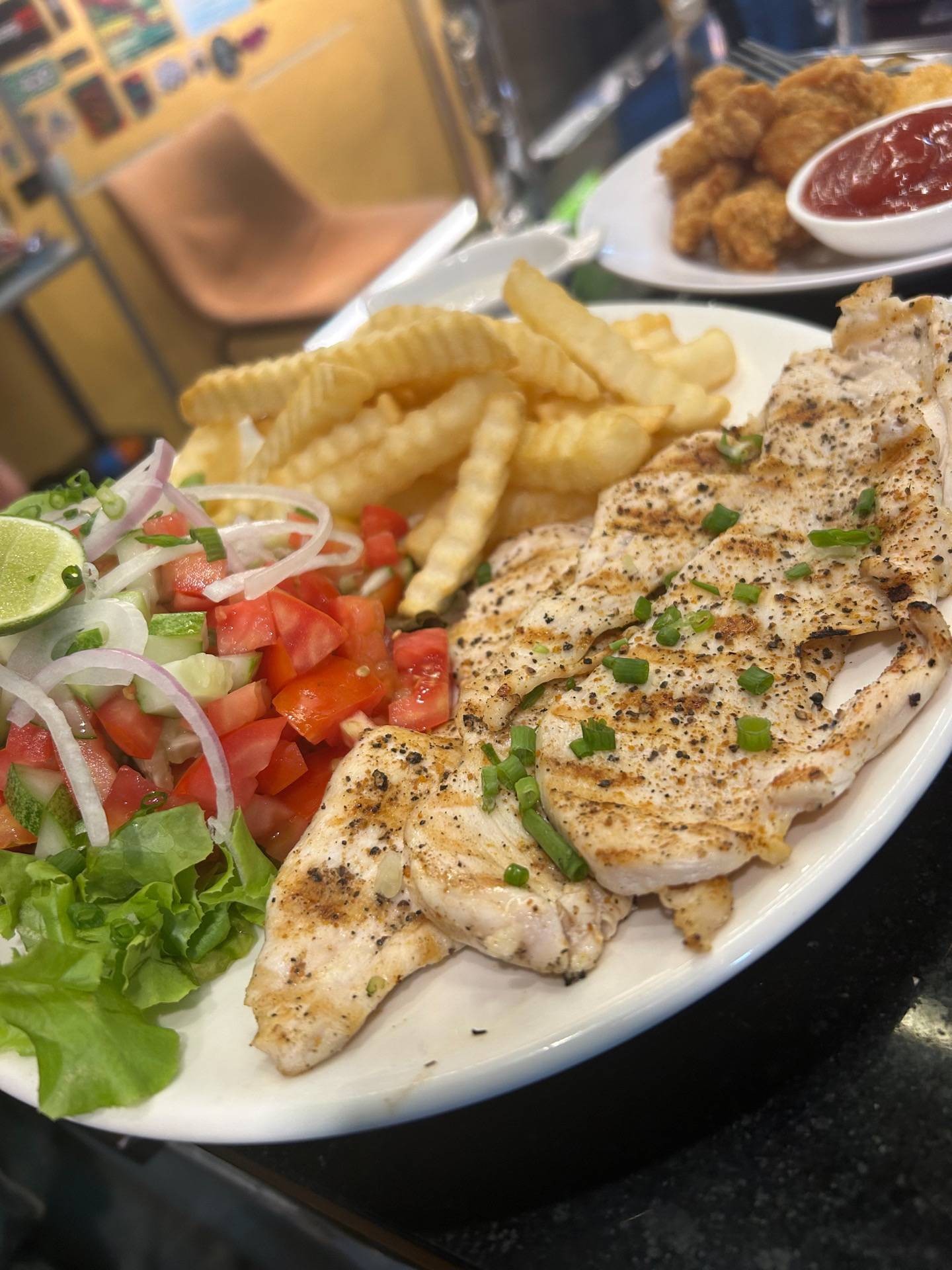 รีวิว TOM GRILL ถนนข้าวสาร - ราคาย่อมเยา สะอาด อร่อยยย 🤤