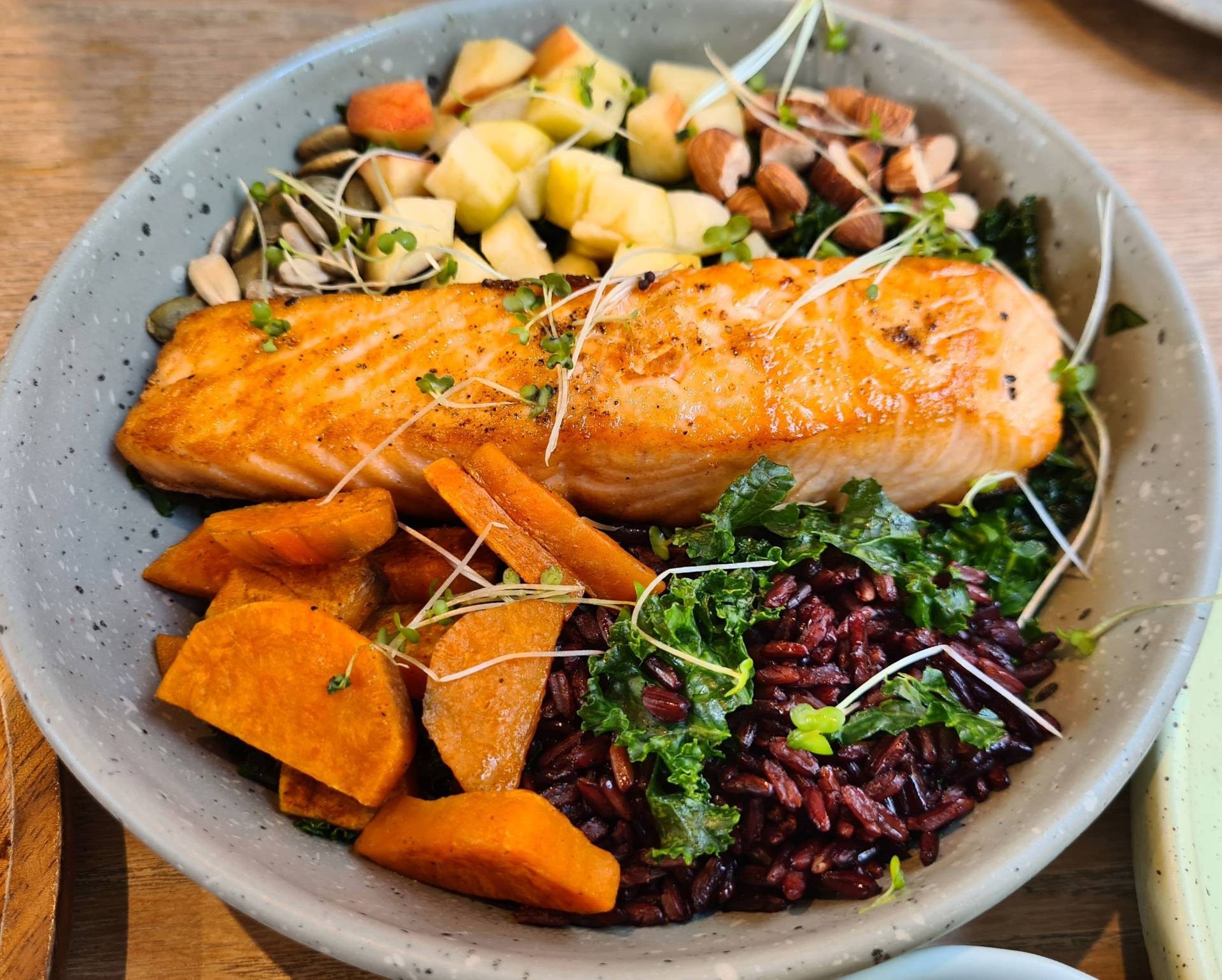 Salmon Farm Bowl ร้าน Polli's ปรีดีพนมยงค์ 26