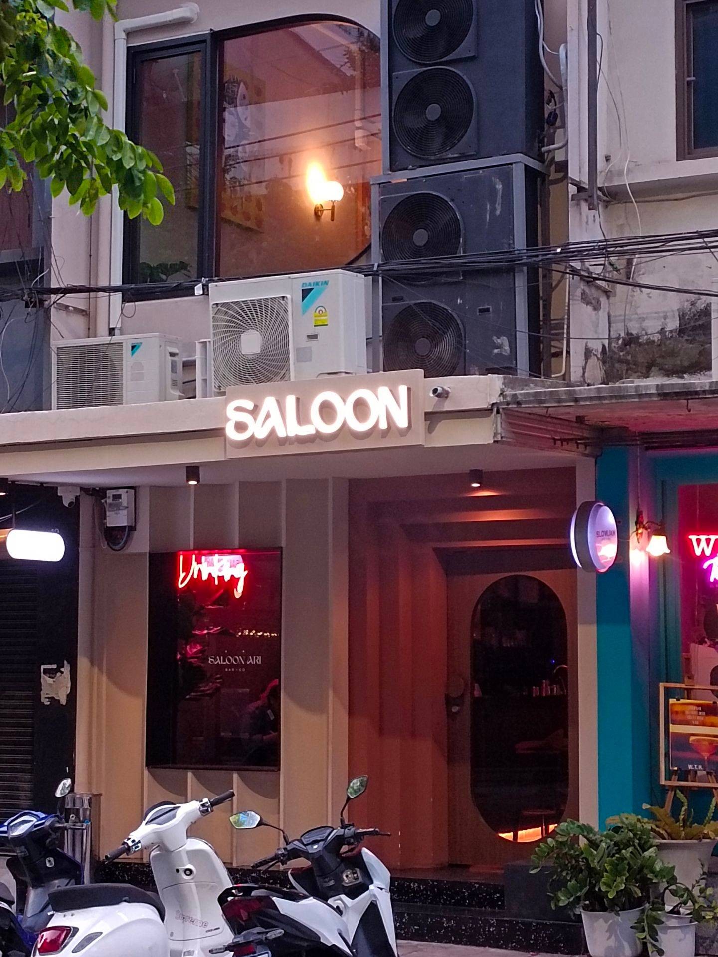 รีวิว SALOON ARI - นั่งชิลวันศุกร์สุดสัปดาห์