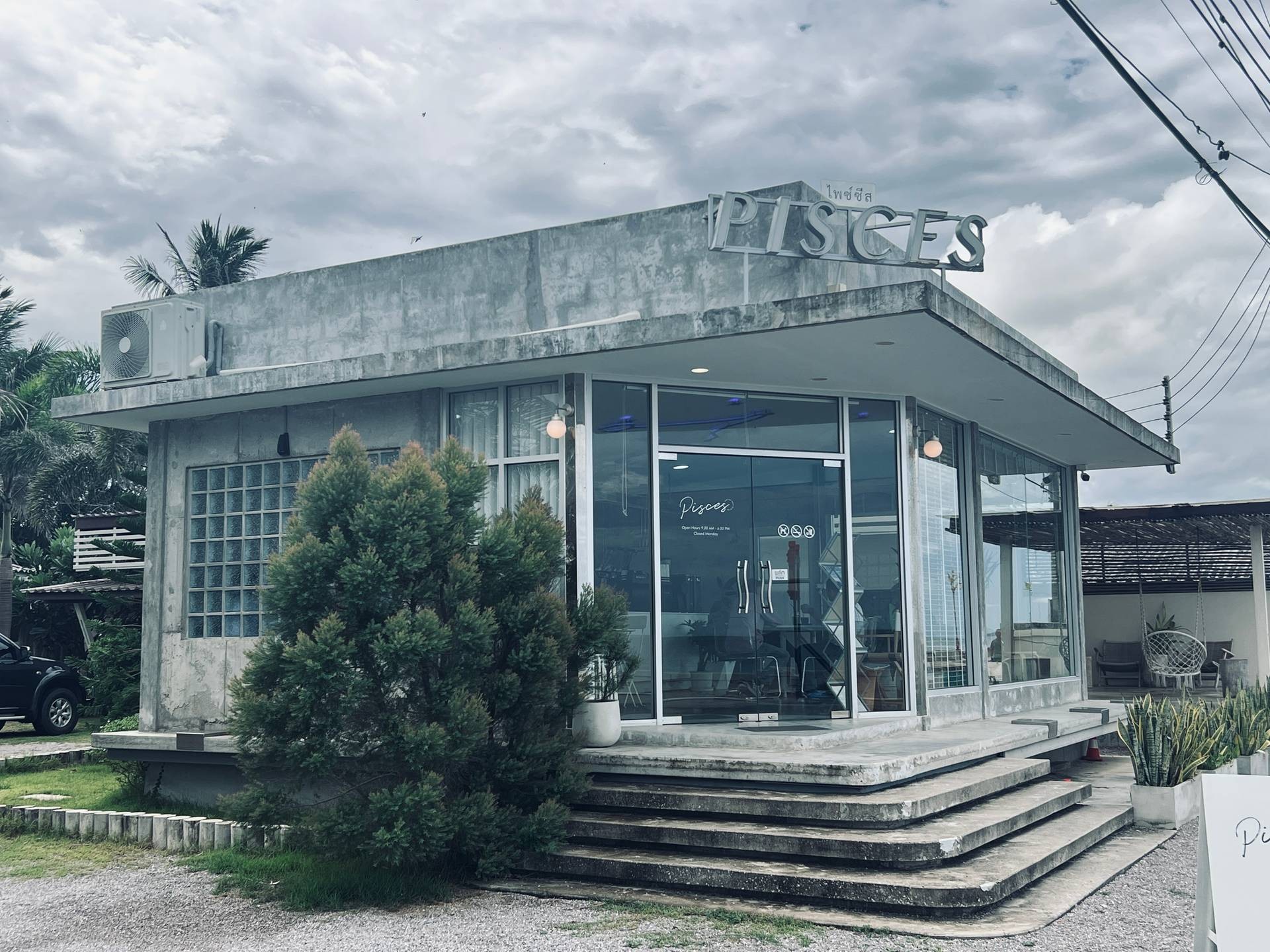 รีวิว Pisces.cafe.th - คาเฟ่ลอฟต์สไตล์มินิมอลริมหาดทับสะแก