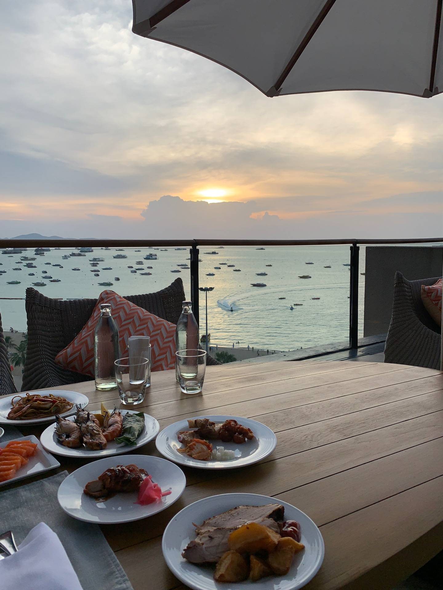 รีวิว Edge, Hilton Pattaya Hilton Pattaya Hotel - วิวสวยมากกก อาหารดี ...