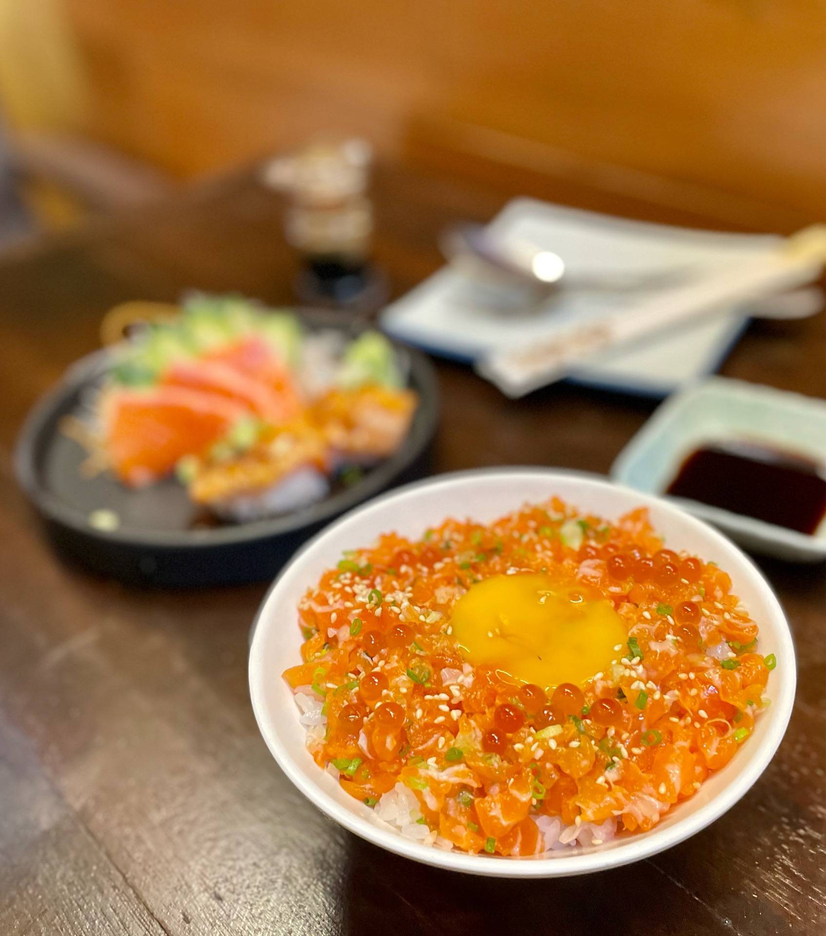 🍱 Salmon Tartare Tamago Meshi. (Price 350 Baht.) ร้าน ร้านอาหารญี่ปุ่น ...