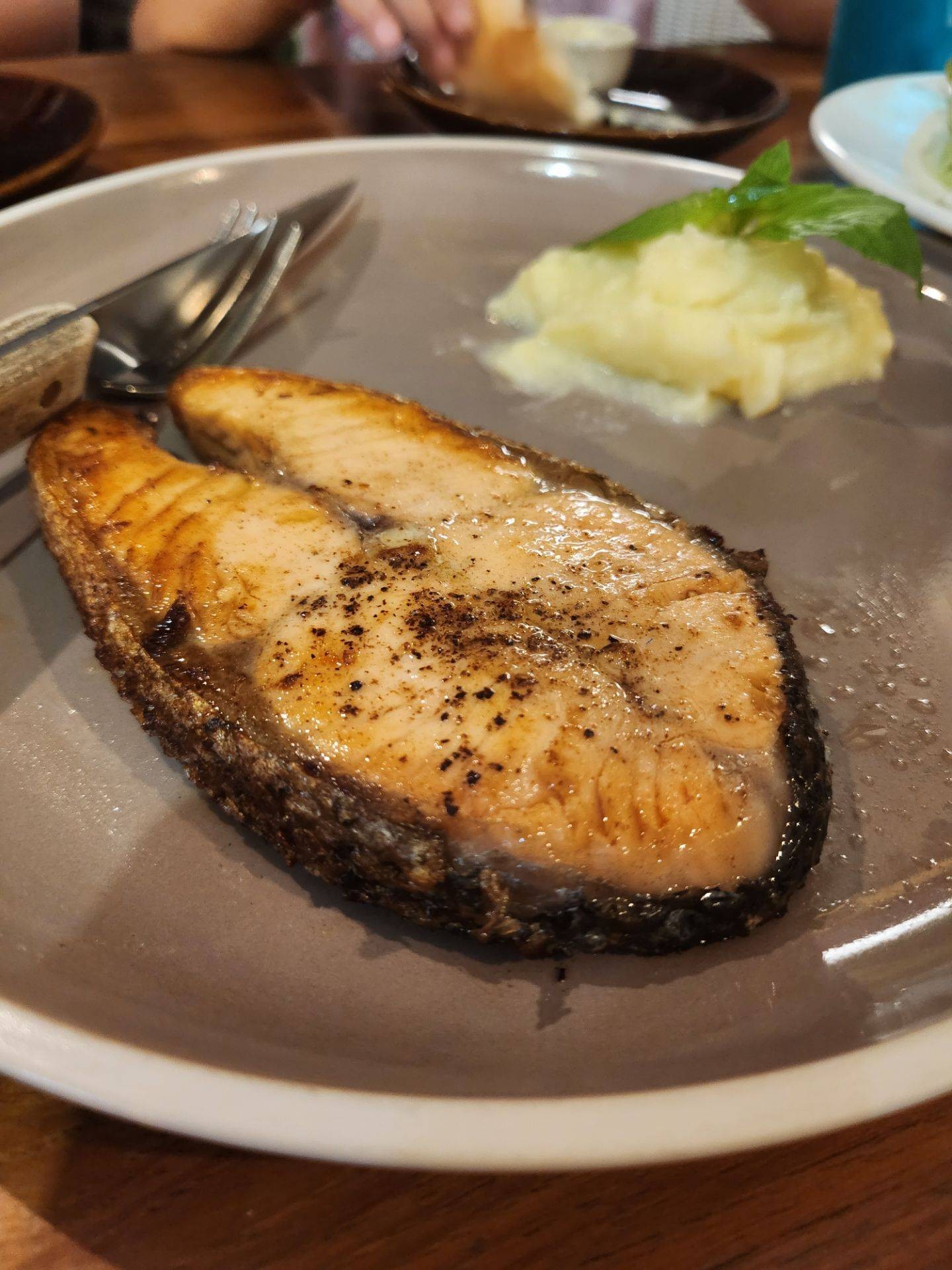 สเต็กแซลมอน ร้าน Smith & Rabbit