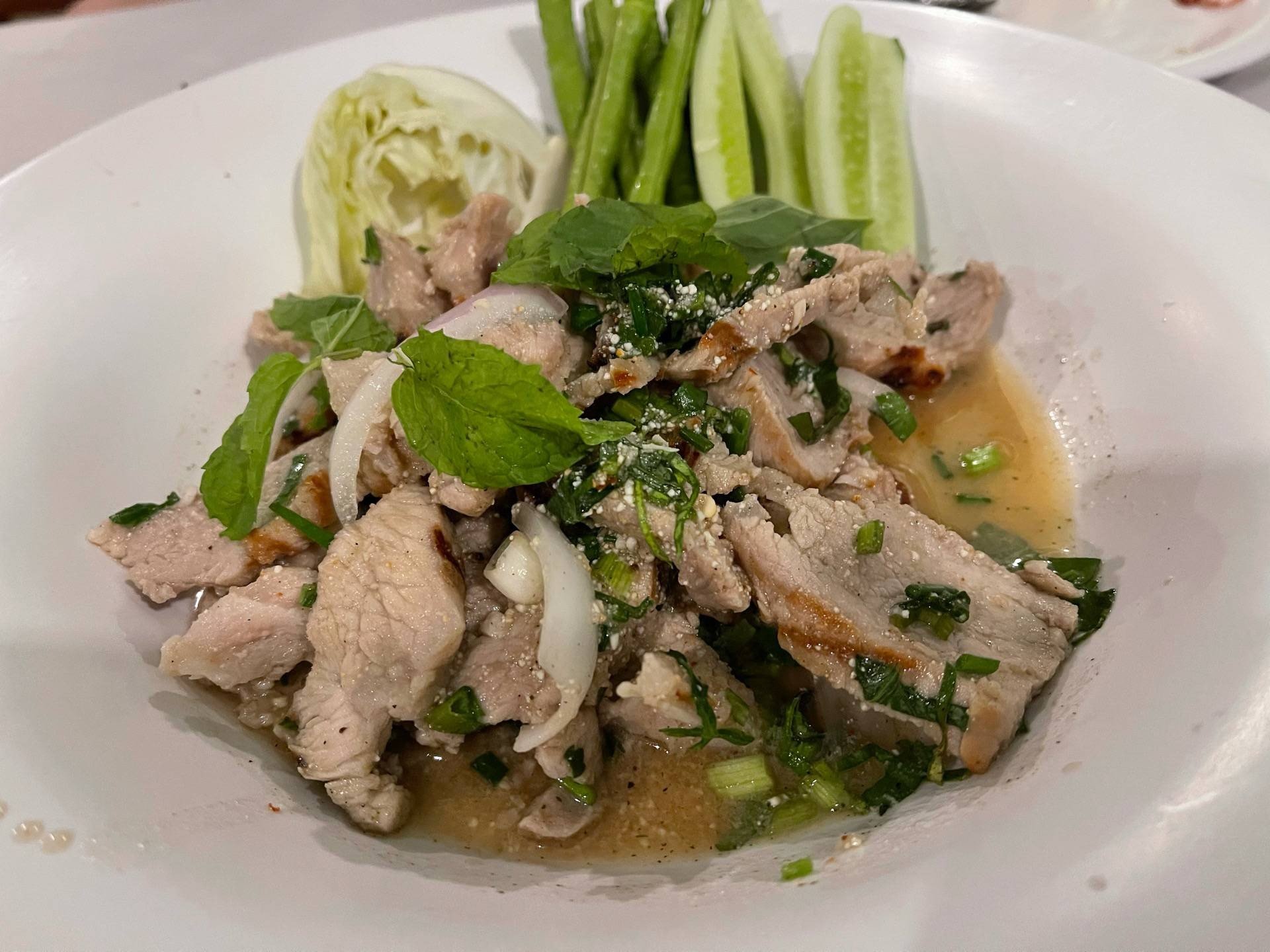 ลาบคอหมูย่าง ร้าน SORTREL’s Cottage