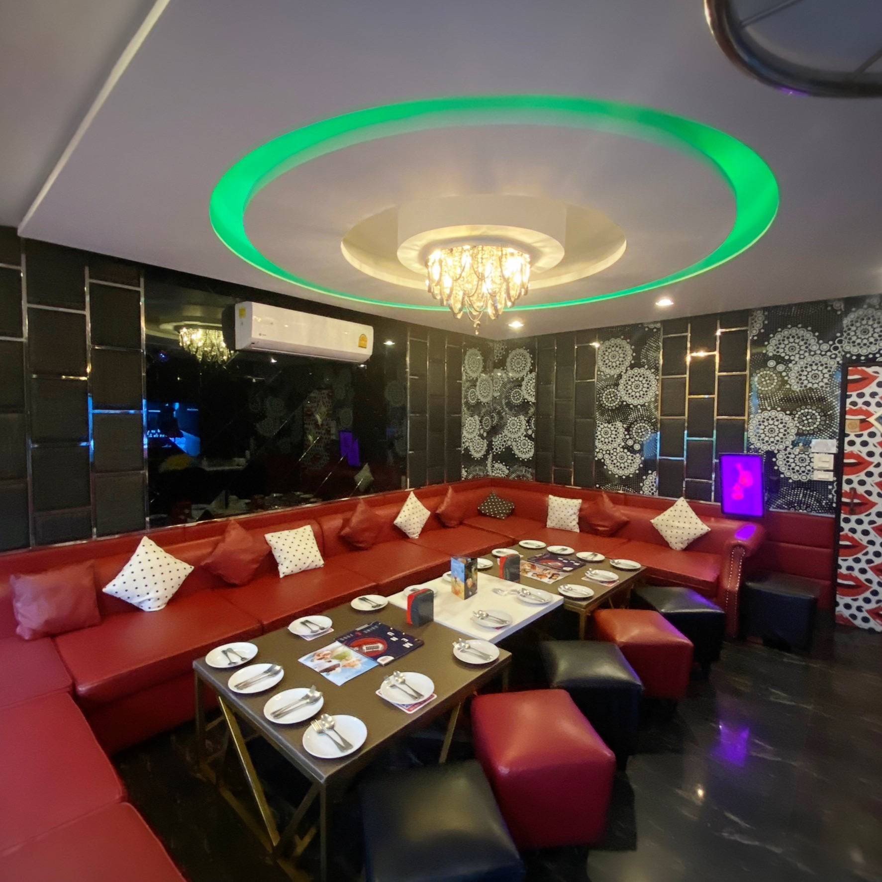 รูป R&B Karaoke สาทร