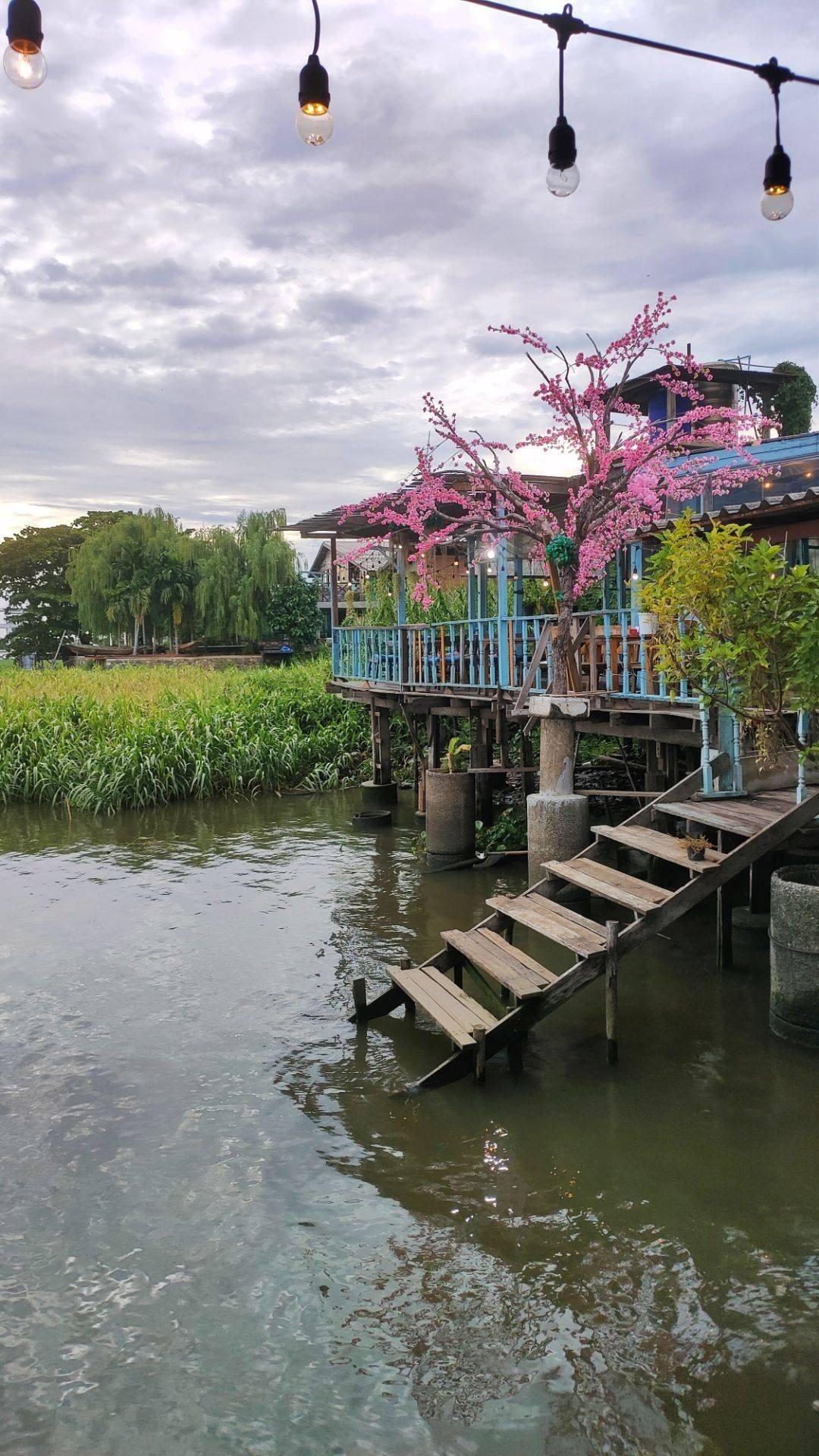 รีวิว Captain Hook Riverfront Restaurant (กับตันฮุค เดอะริเวอร์ฟร้อนท์) - อาหารอร่อย วิวดี ยามเย็น