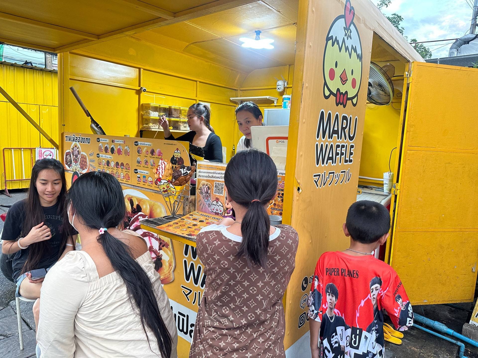 รีวิว Maru Waffle ตลาดนัมเบอร์วัน ราม 2 - หอมมาก อร่อยมาก ร้านดูสะอาด ...
