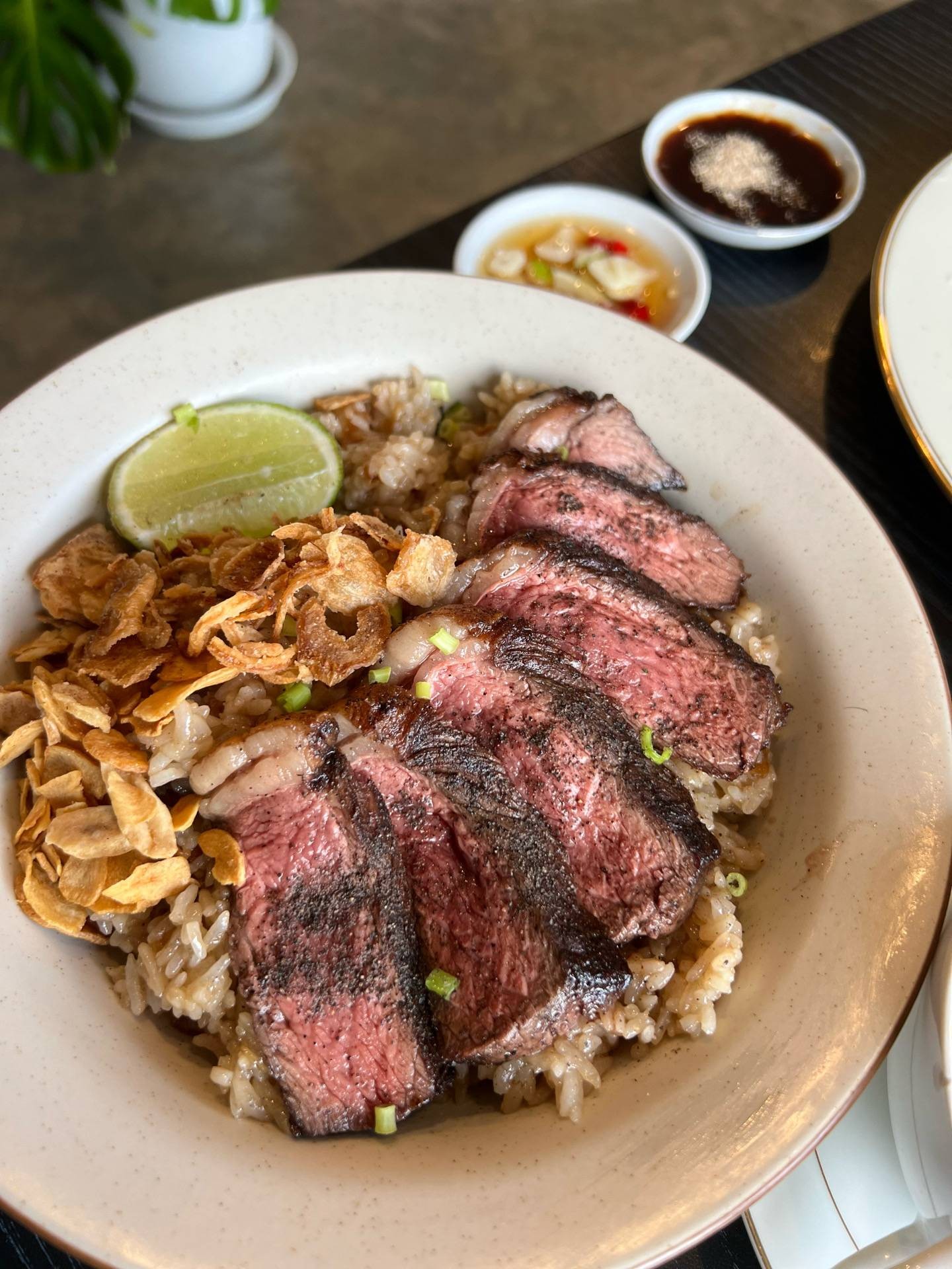 รีวิว Beef Bay pasta&steak - รสชาติดี เข้มข้น เนื้อทำมาความสุขกำลังดี ...