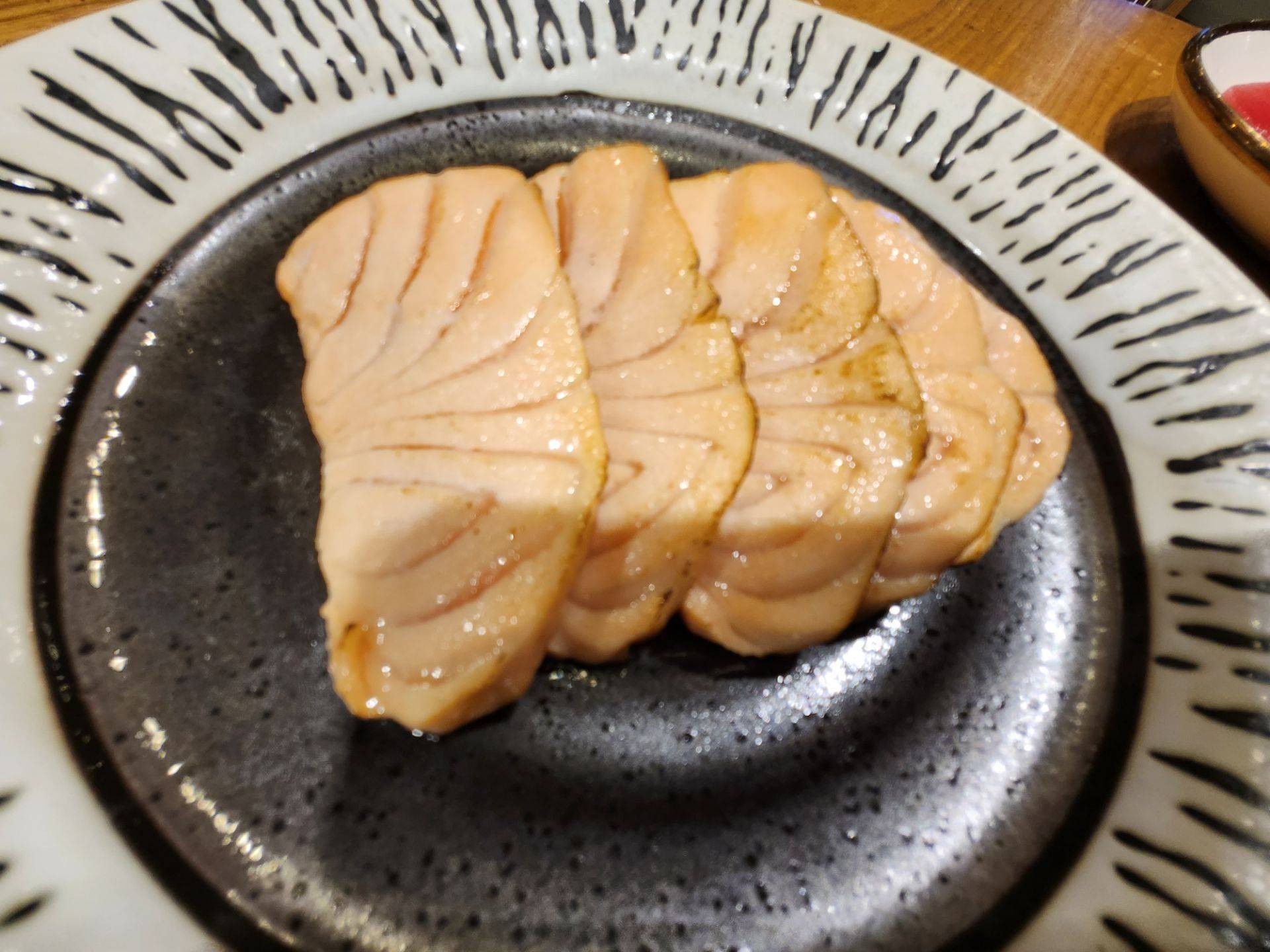 แซลมอนเบิร์นไฟ ร้าน Neta Fish & Meat เดอะ สตรีท