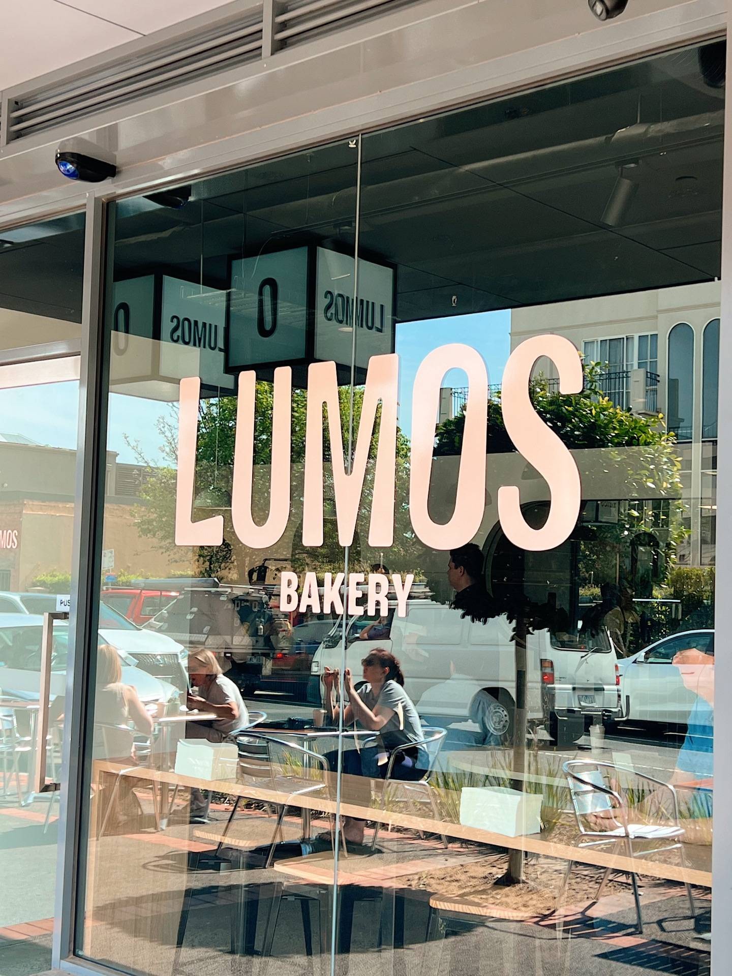 รีวิว Lumos Bakery - 🥐🍫 Brownie Bomb, greatest pastry invented!