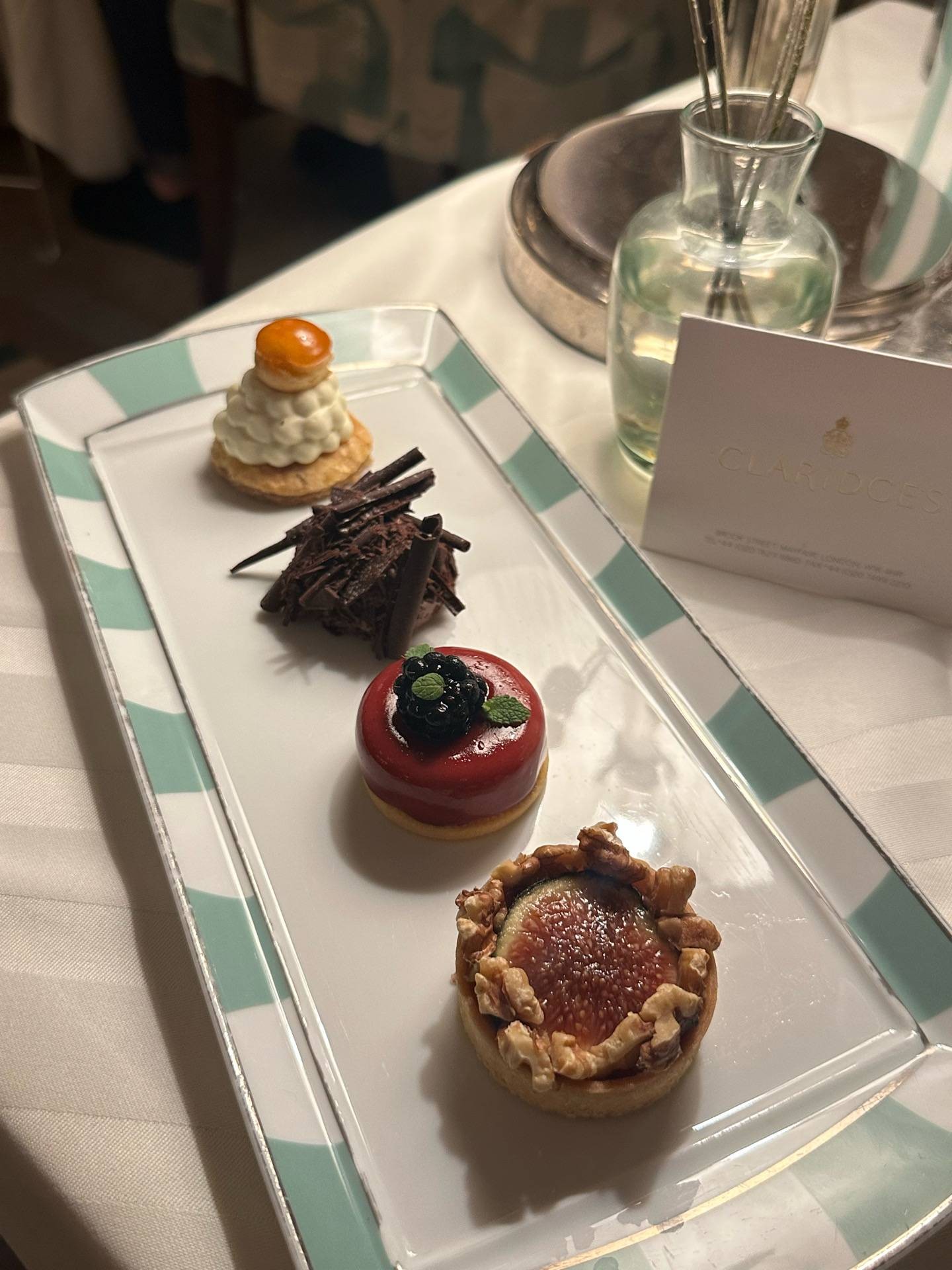 รีวิว Claridge’s Hotel - Foyer & Reading Room Brook Street - Afternoon ...