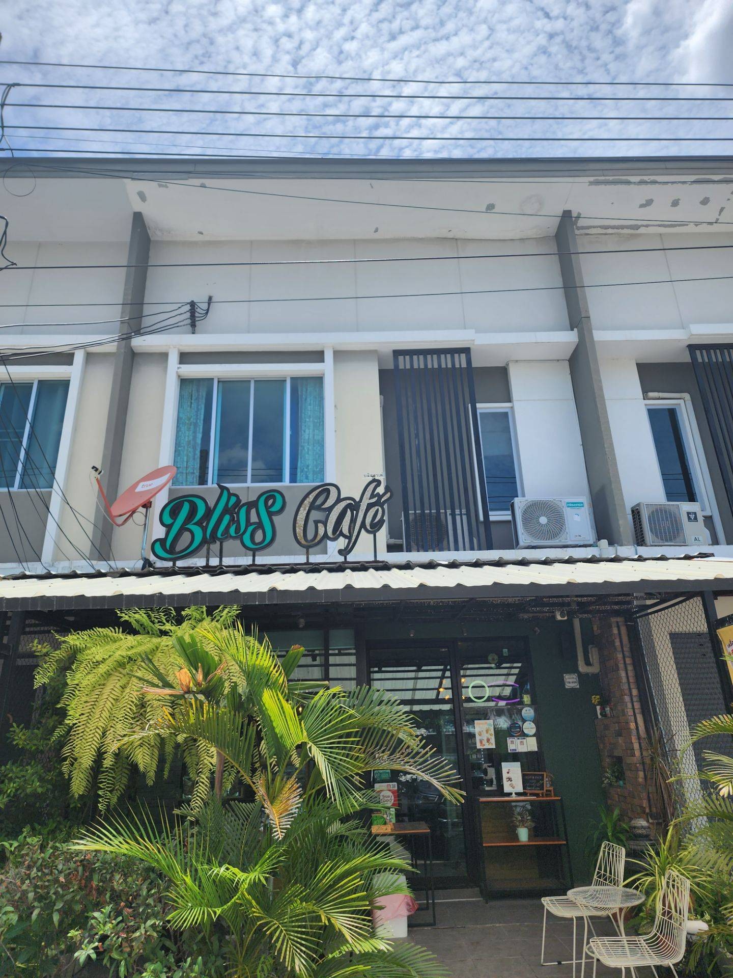 รีวิว Bliss Café By Bebee - ทานข้าวเที่ยงเสร็จ หาเครื่องดื่มเย็นๆสักหน่อย 🍵