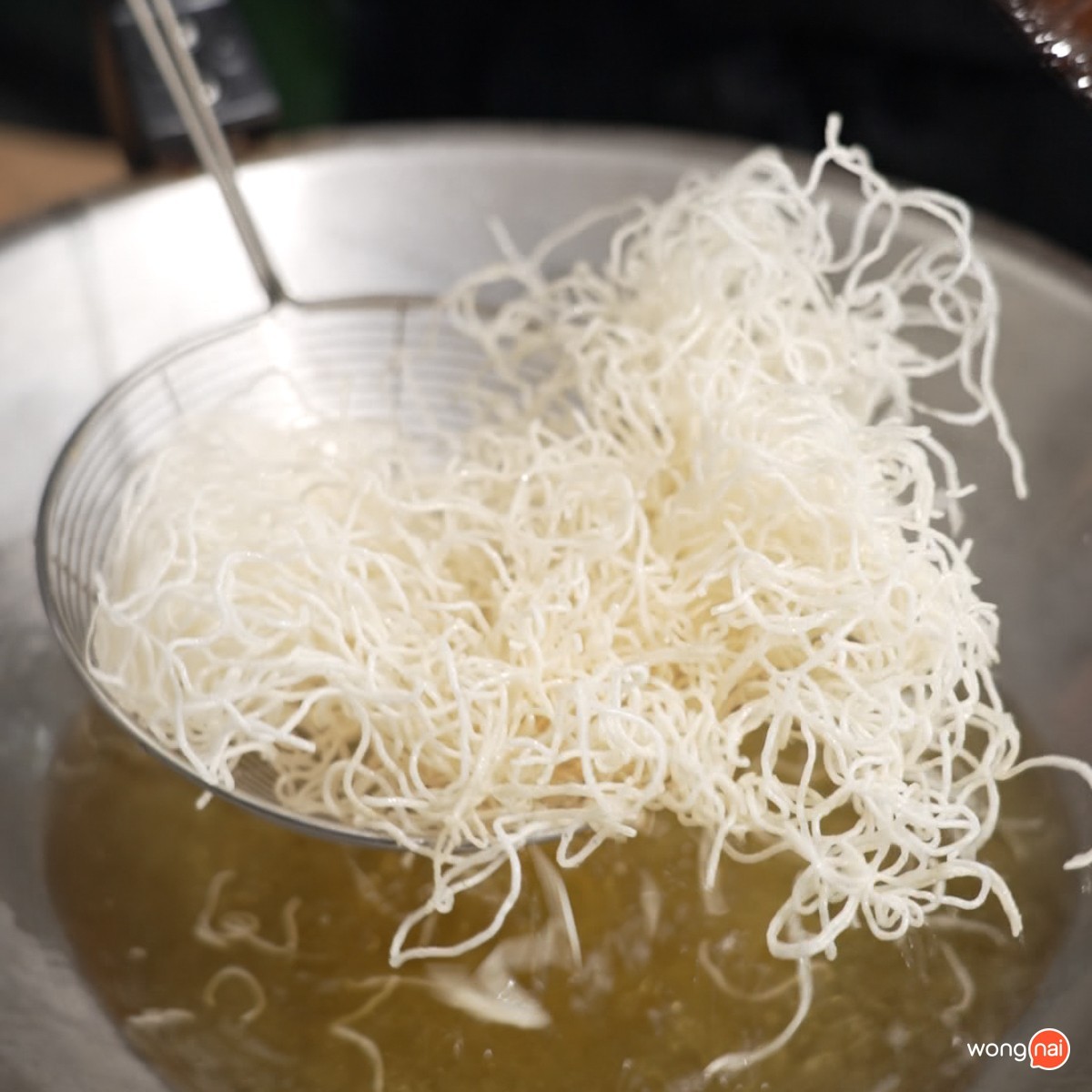 วิธีทำ “หมี่กรอบกุ้งทอดซอสมะขาม” กุ้งแน่น หมี่กรอบ ราดซอสฉ่ำครบรส!