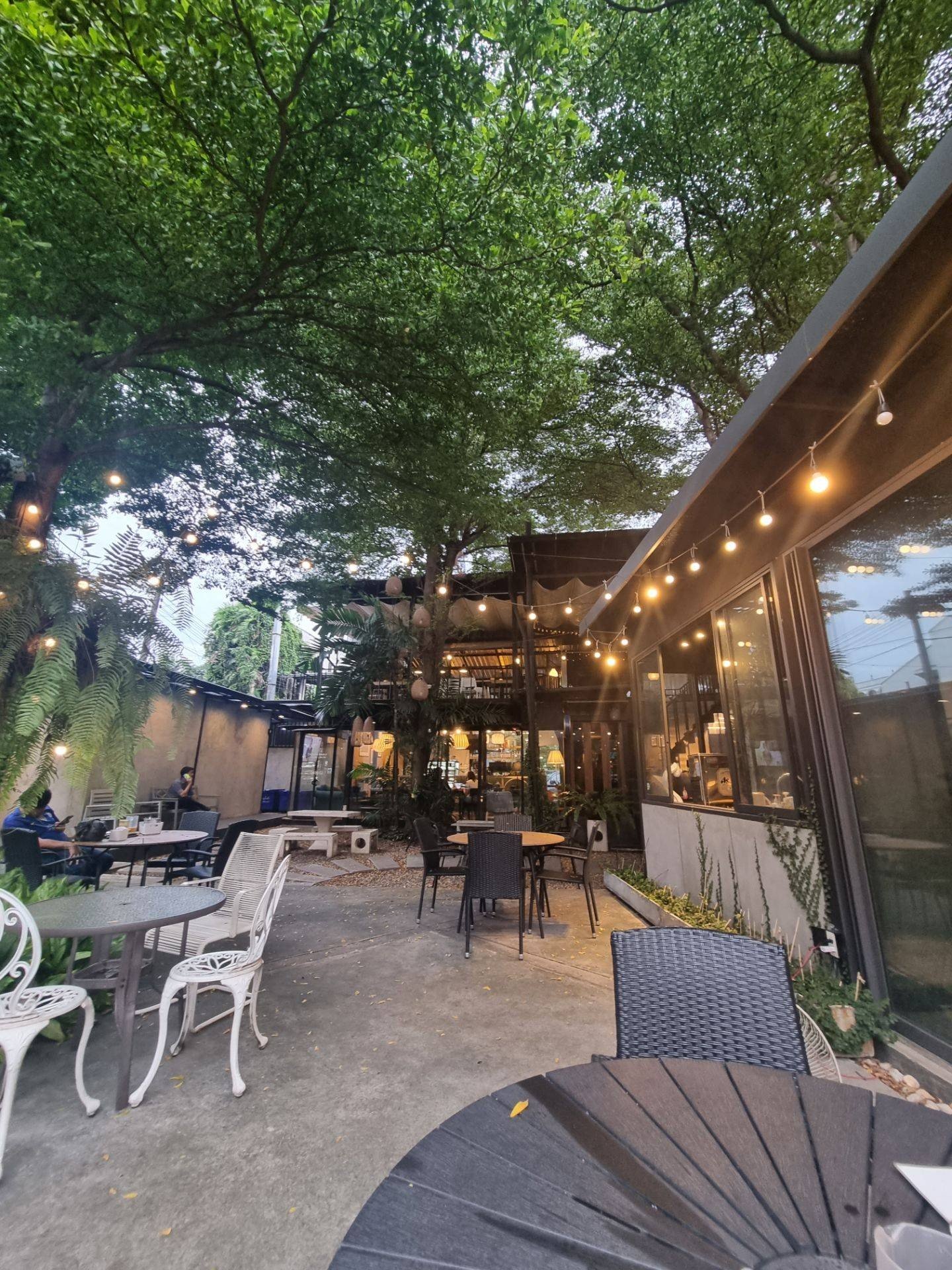 รีวิว BEHIND BARS (Cafe & Bistro) - มา 3 วันติด เหมาะแก่การนั่งชิว