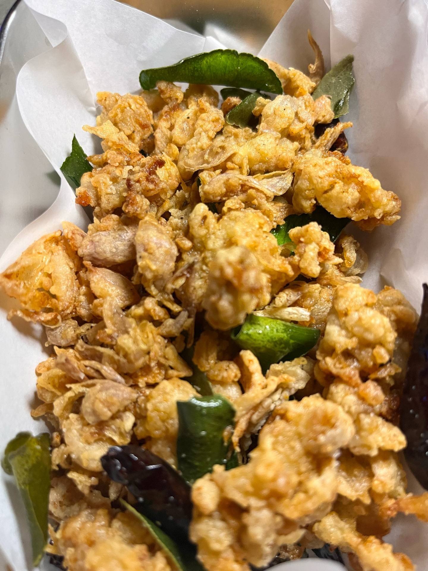 เอ็นข้อไก่ทอด ร้าน Atmos on top Silom Edge