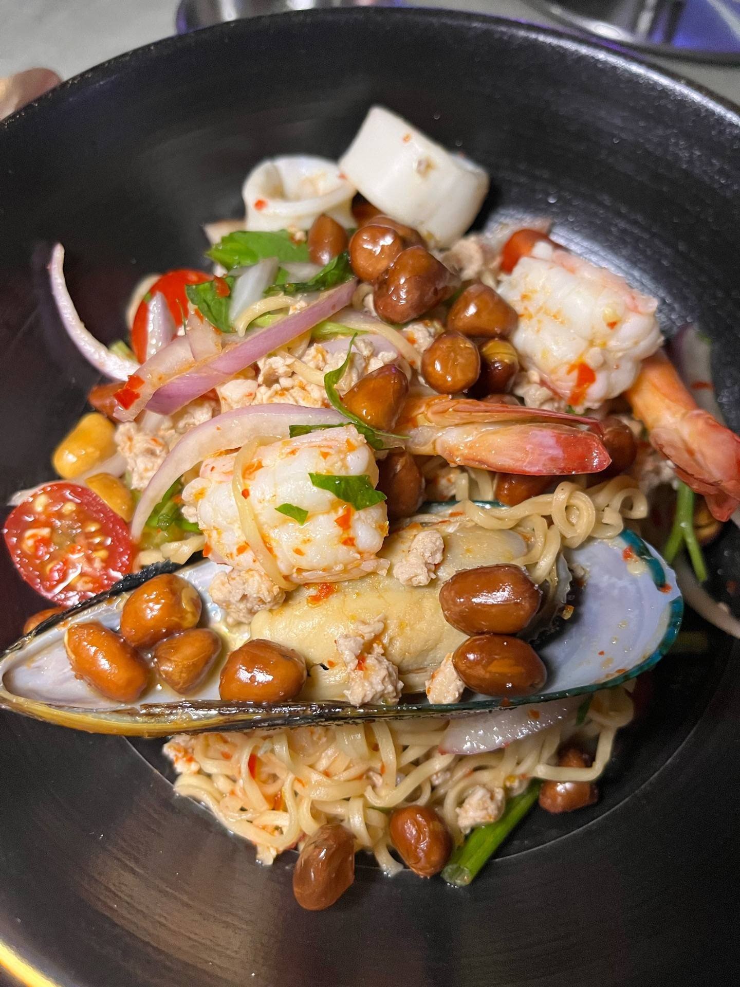 ยำมาม่าทะเล ร้าน Atmos on top Silom Edge