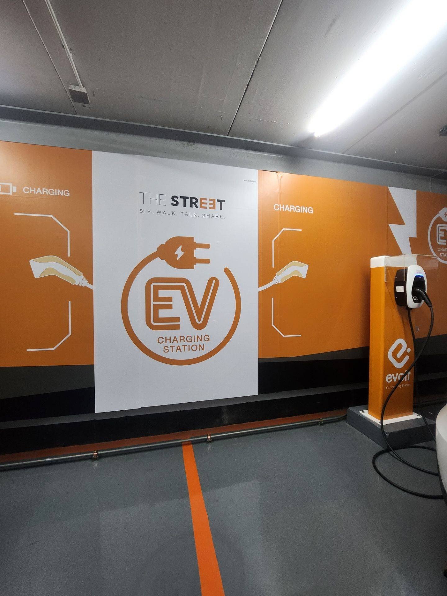 รีวิว The Street Ratchada - Evolt EV Charging Station ชั้น 1B