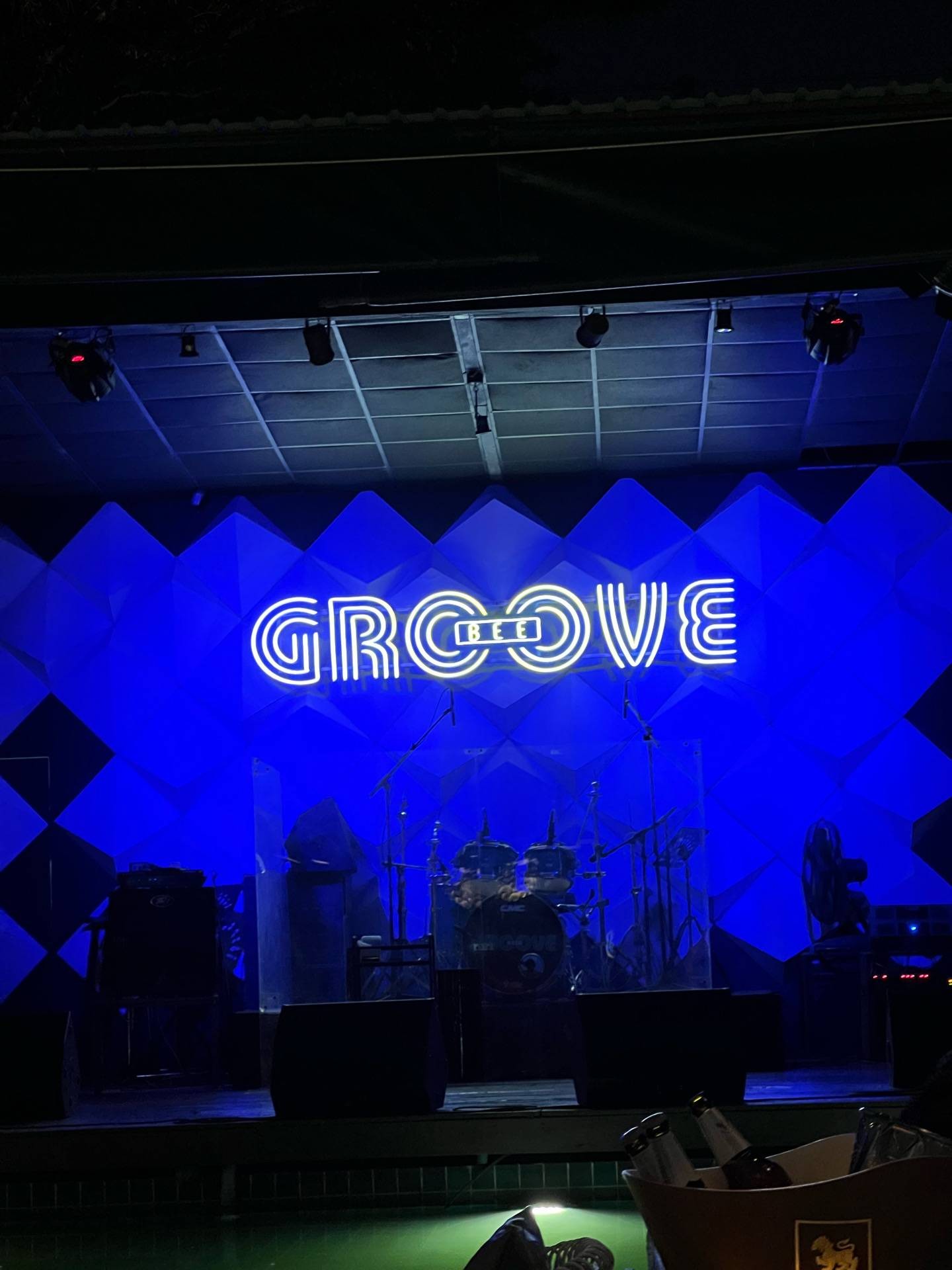 รีวิว Bee Groove - อาหารดีดนตรีสดอยู่ดึกได้ยาวๆ