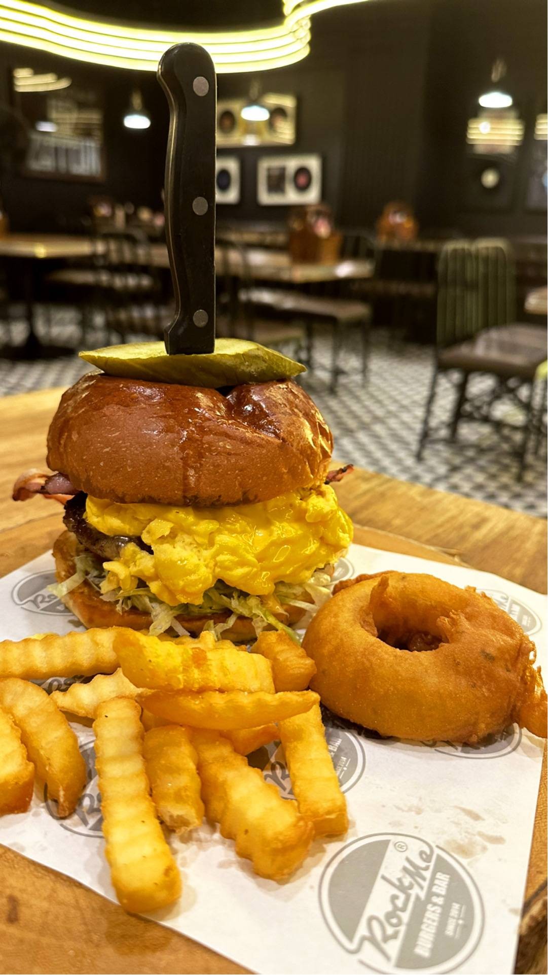 รีวิว Rock Me Burgers & Bar ลอยเคราะห์ - Rock Me Burger