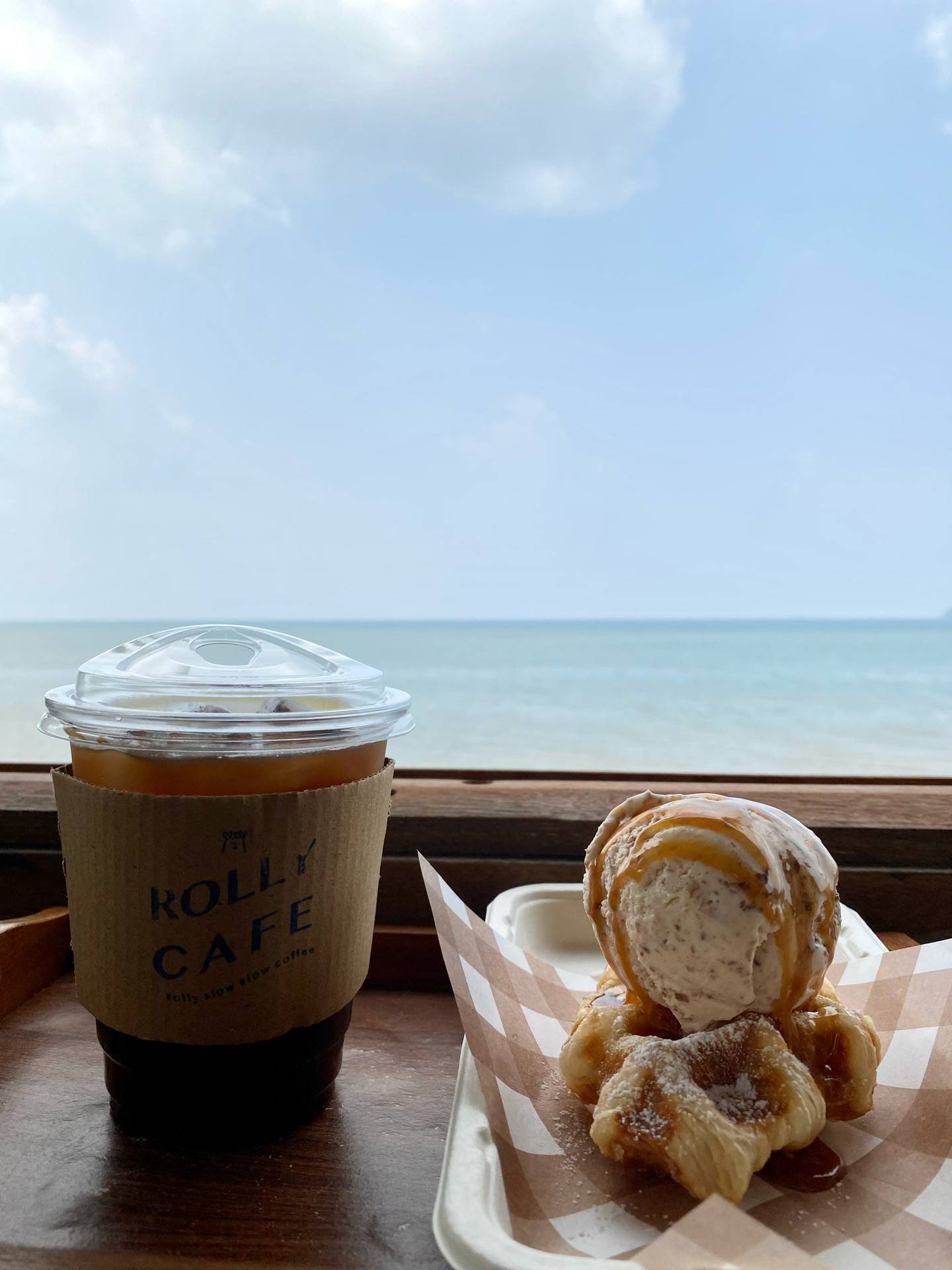 รีวิว Rolly Cafe - คาเฟ่ริมทะเล