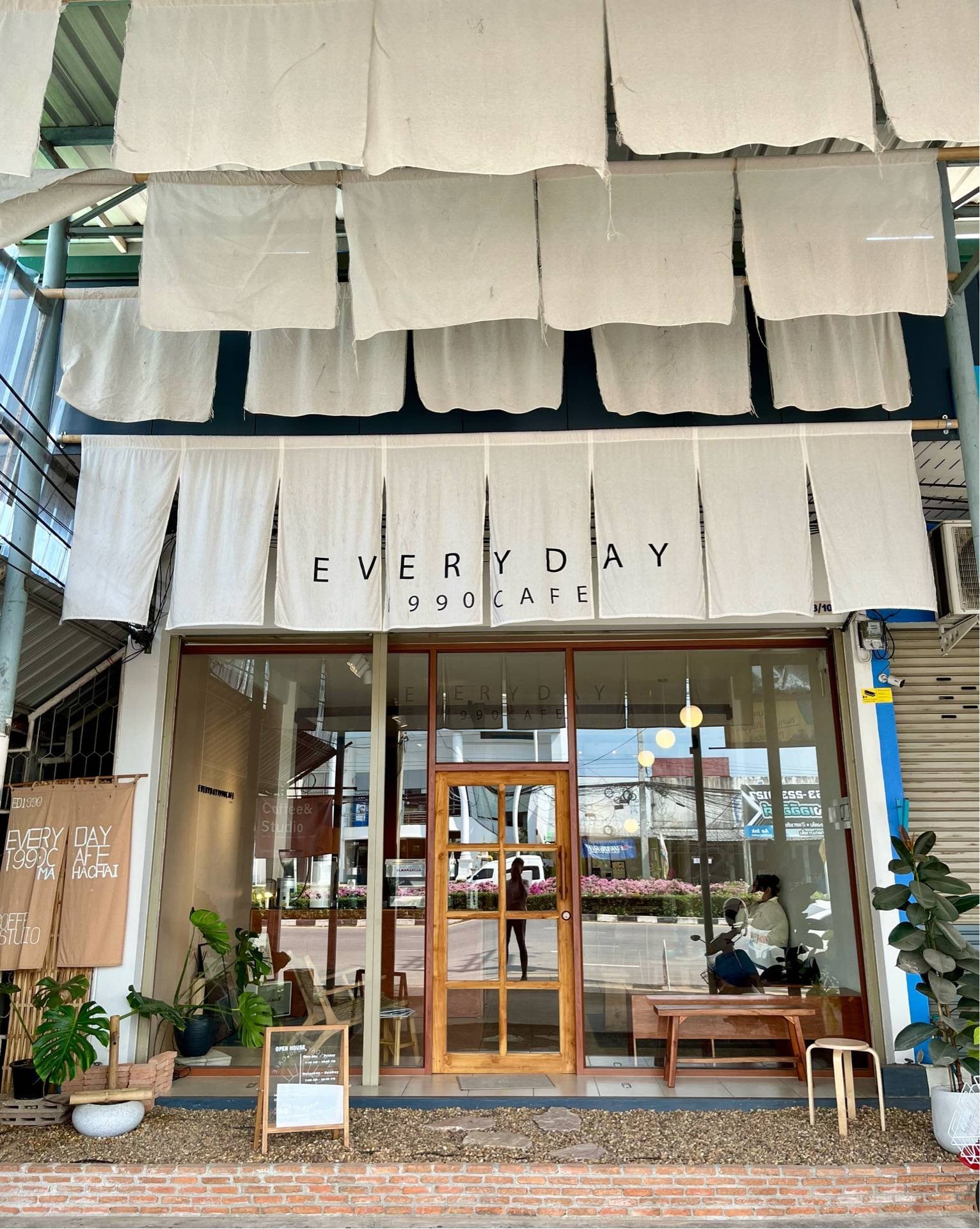 รีวิว REPUBLIC COFFEE ท่าเรือท่าฉลอม - ประทับใจงานตกแต่งมุมนั่งดื่ม ได้ ...