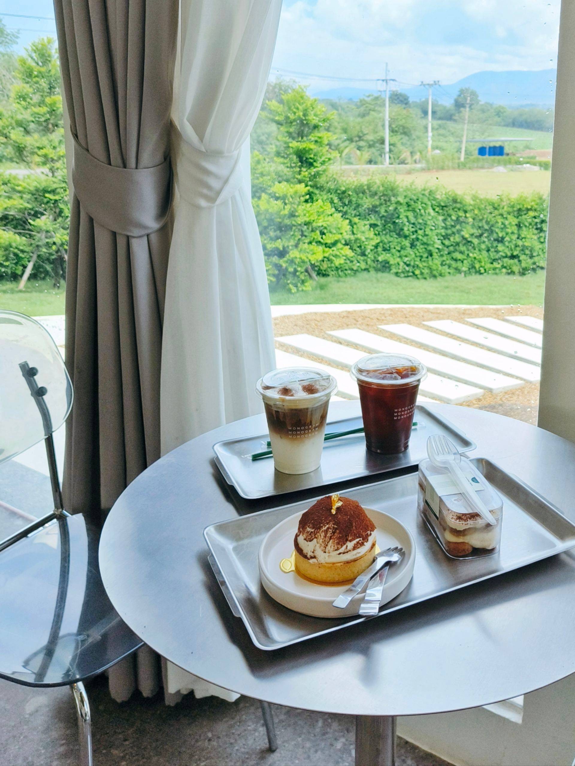 รีวิว Monogram cafe khaoyai - คาเฟ่โทนขาวสุดมินิมอล ให้ฟีลเกาหลีเกาใจ