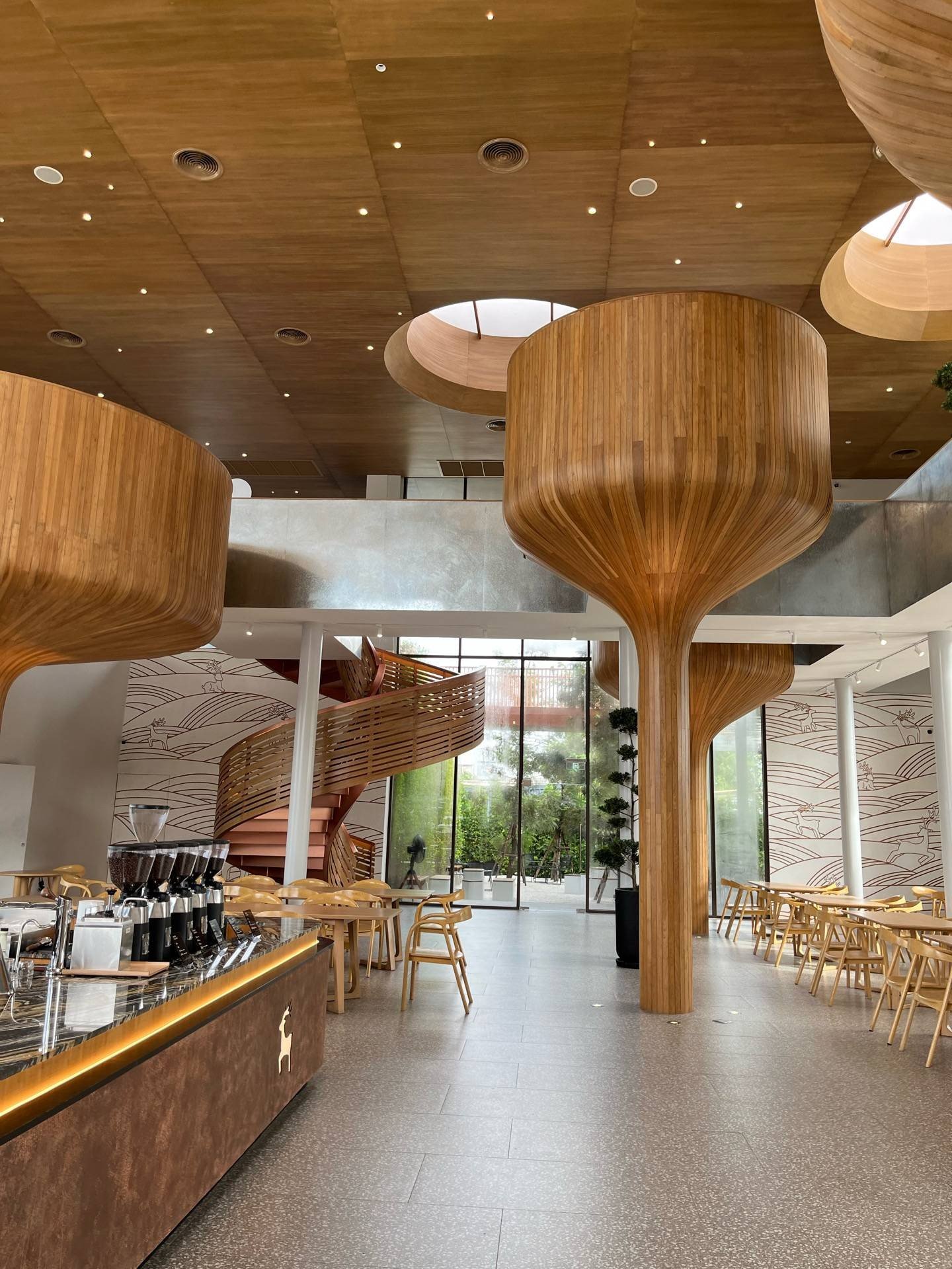 รีวิว San Rafael Thailand - 𝐒𝐚𝐧 𝐑𝐚𝐟𝐚𝐞𝐥 🍂🪹🐣 คาเฟ่ดีไซน์อลังการ งานไม้สุด ...