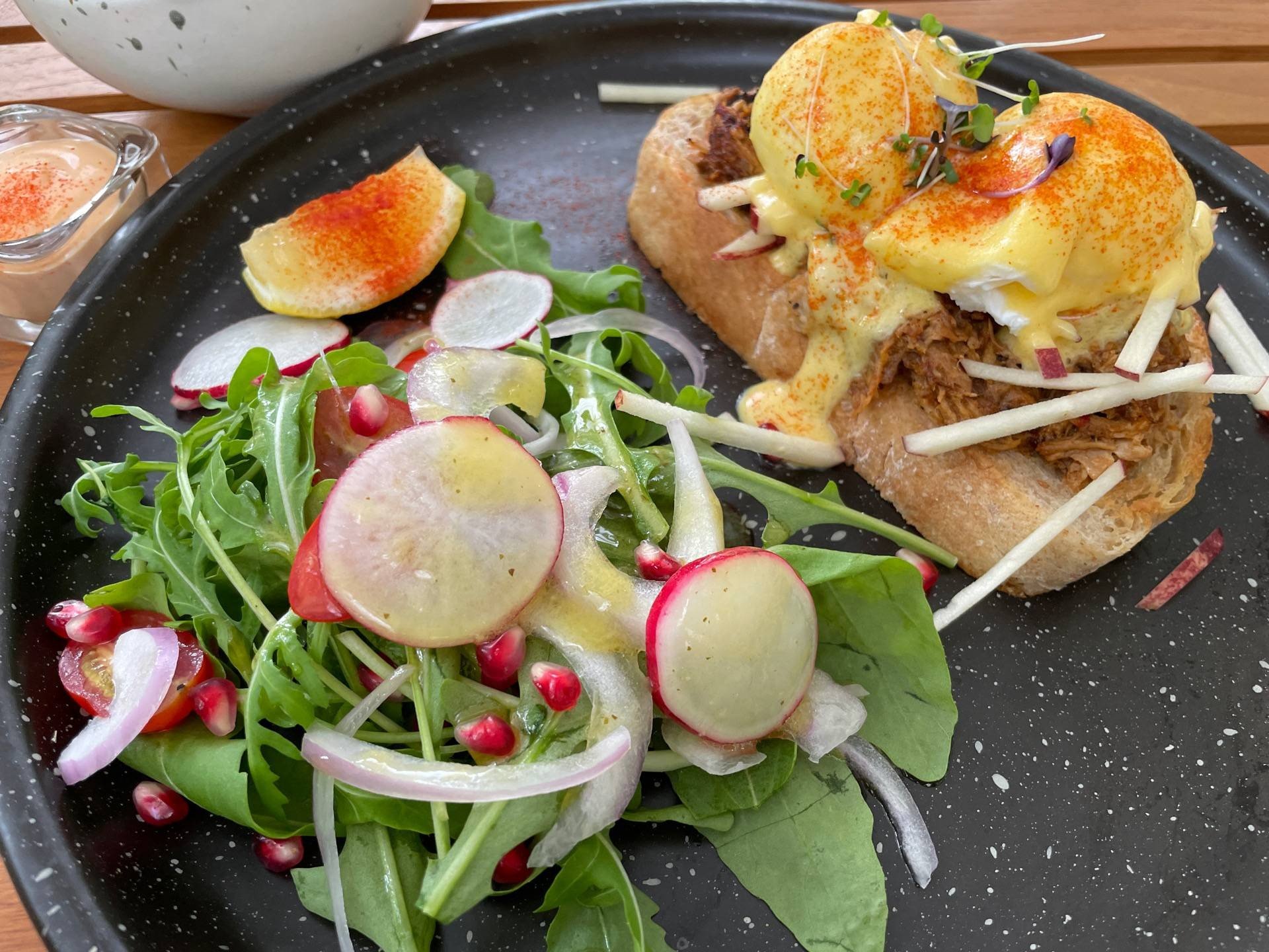 Pulled Pork Eggs Benedict ร้าน Yellow Lane Cafe Ari