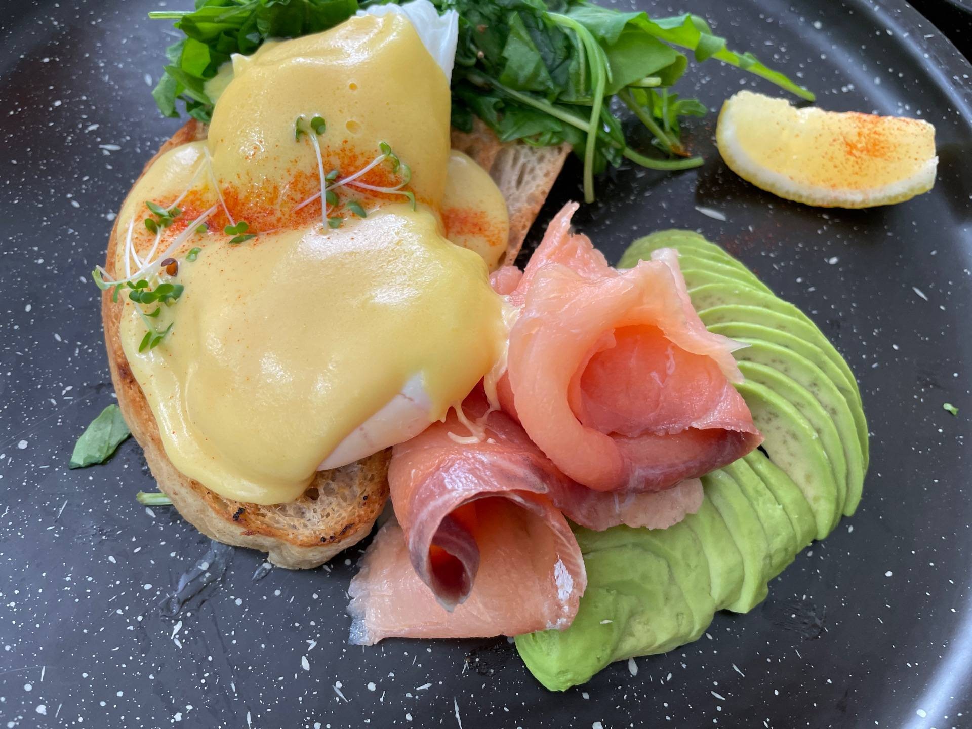 Salmon and Avocado Eggs Benedict ร้าน Yellow Lane Cafe Ari