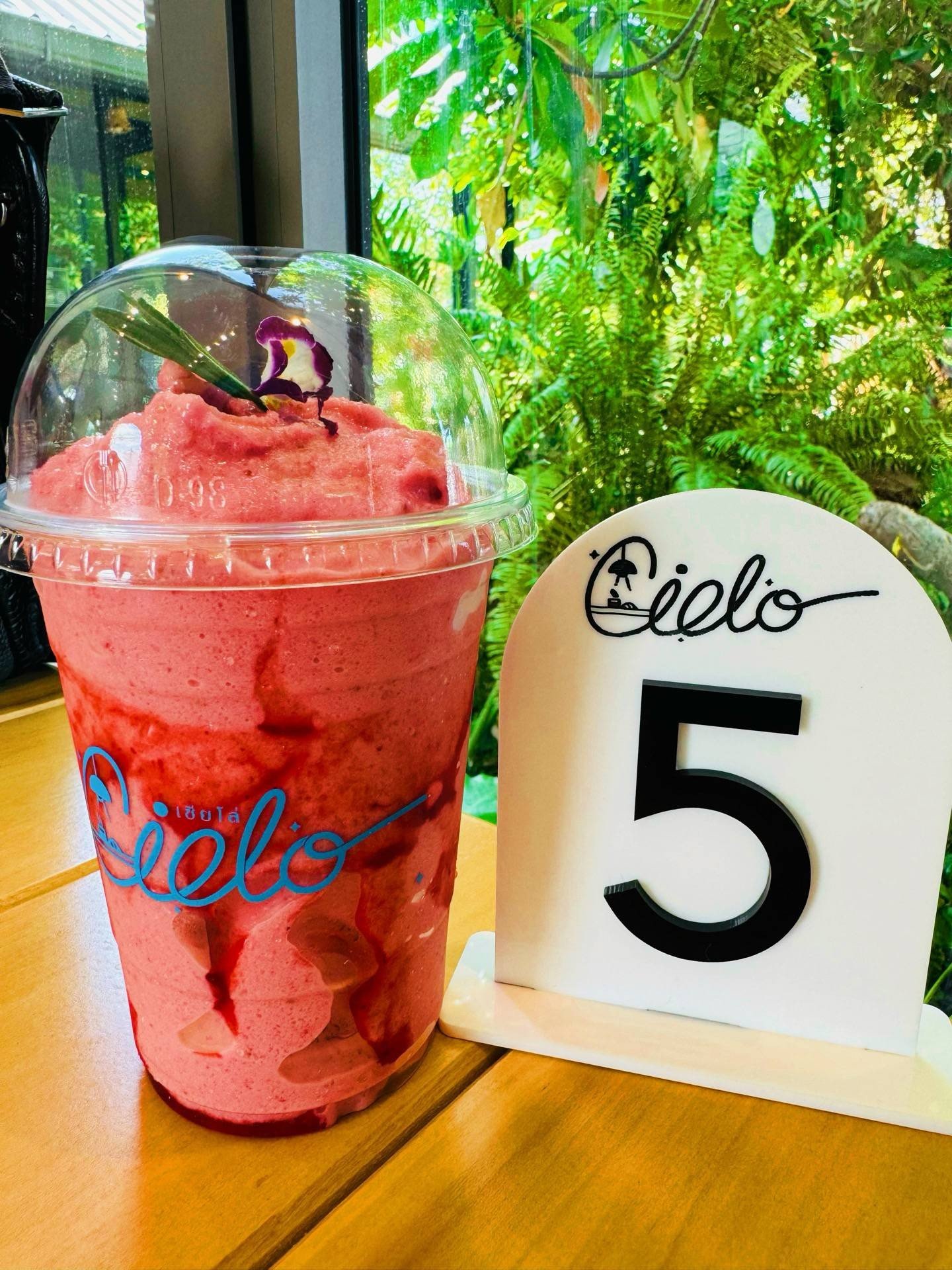 รีวิว Cielo Cafe . - คาเฟ่มินิมอล ไม่มีกาแฟแต่เครื่องดื่มอื่นก็อร่อยมาก ...