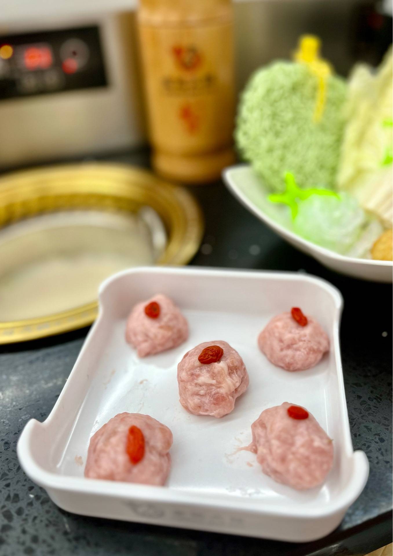 🐷 ลูกชิ้นหมูสับทรงเครื่อง. (ราคา 50 บาท) ร้าน สุกี้จินดา Porto Chino